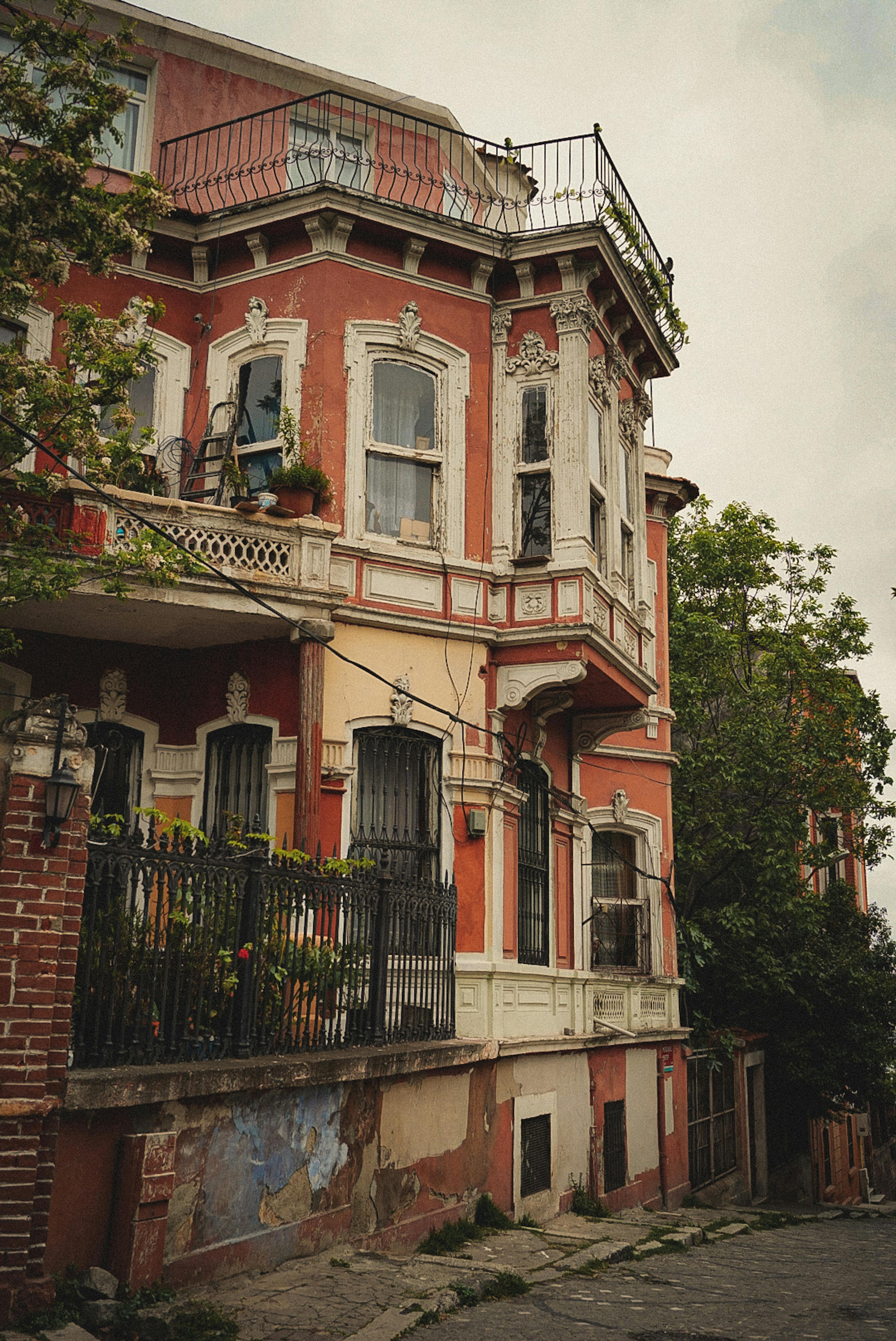 A Tenement by the Street in Istanbul · Free Stock Photo