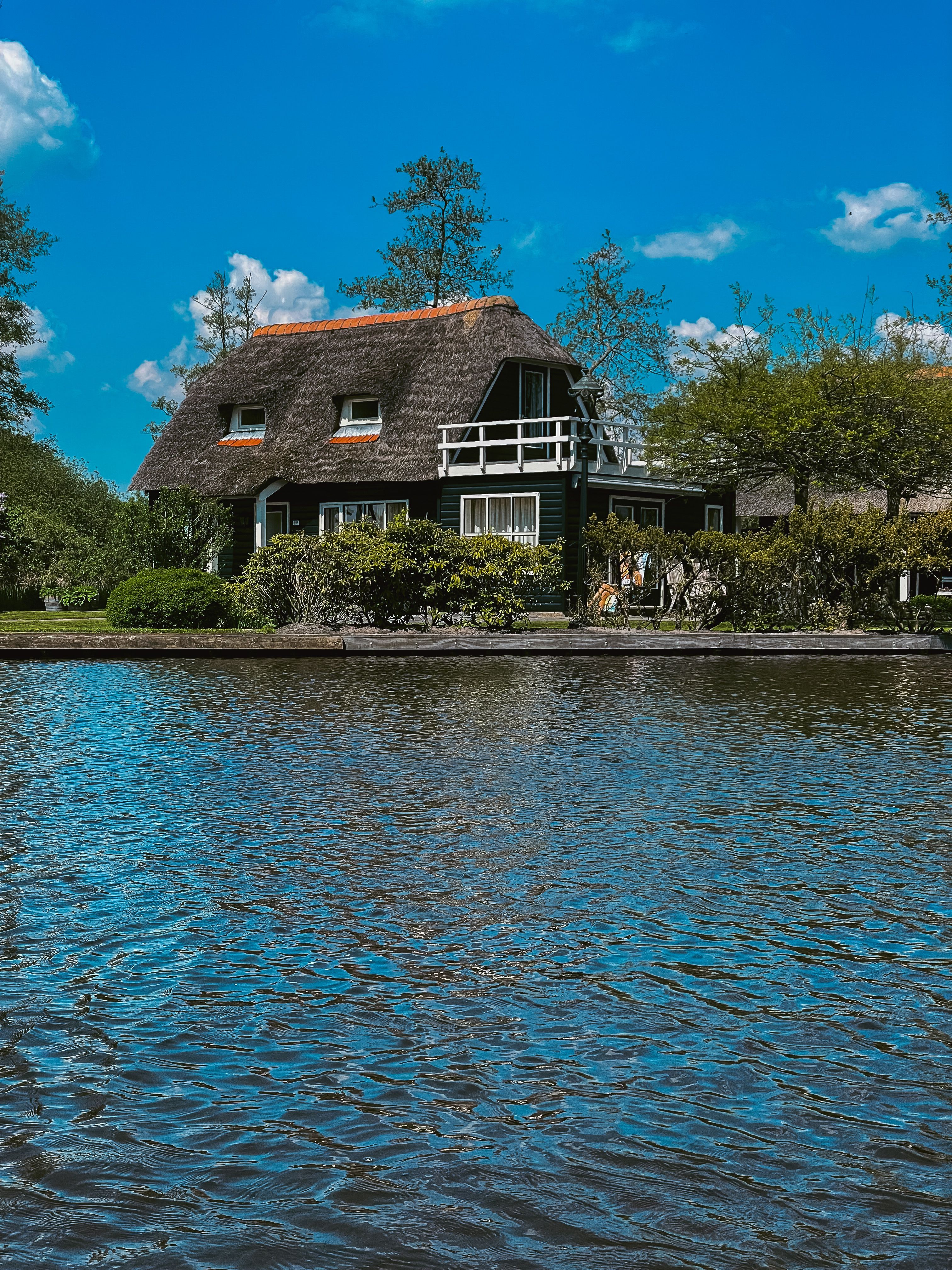 Riverside Cottage in Summer · Free Stock Photo