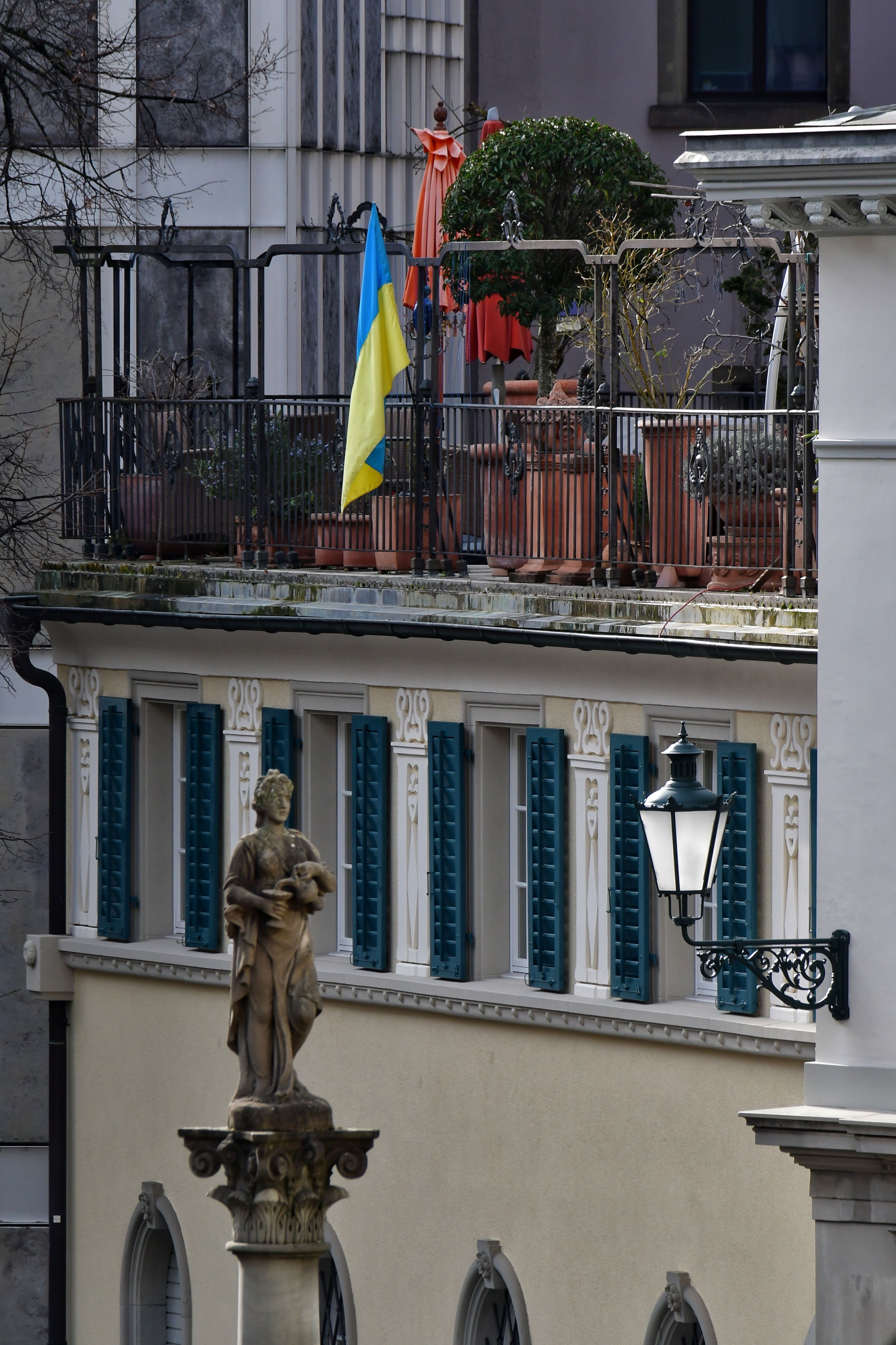 Statue near Building Terrace · Free Stock Photo