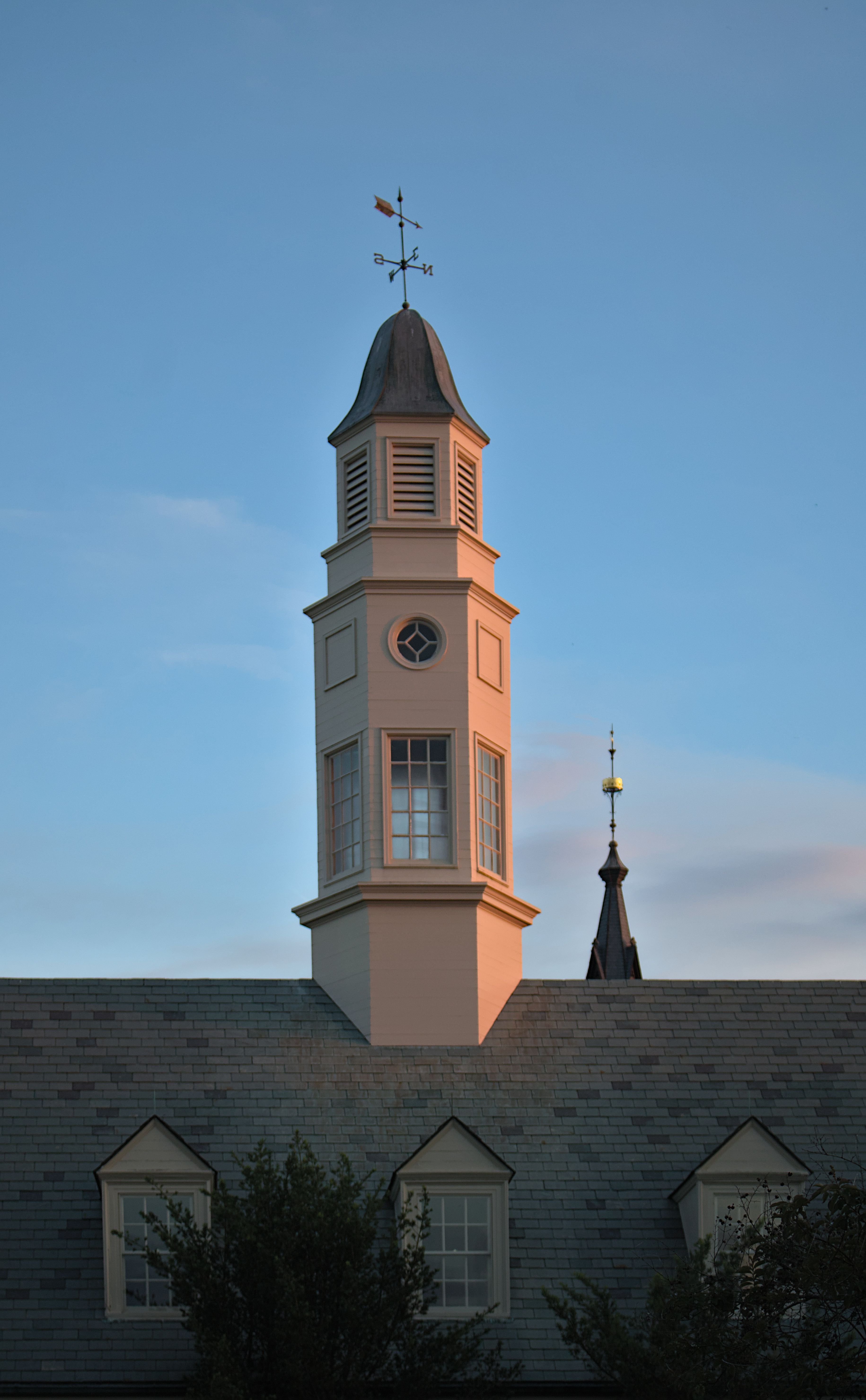 A Building with a Tower · Free Stock Photo