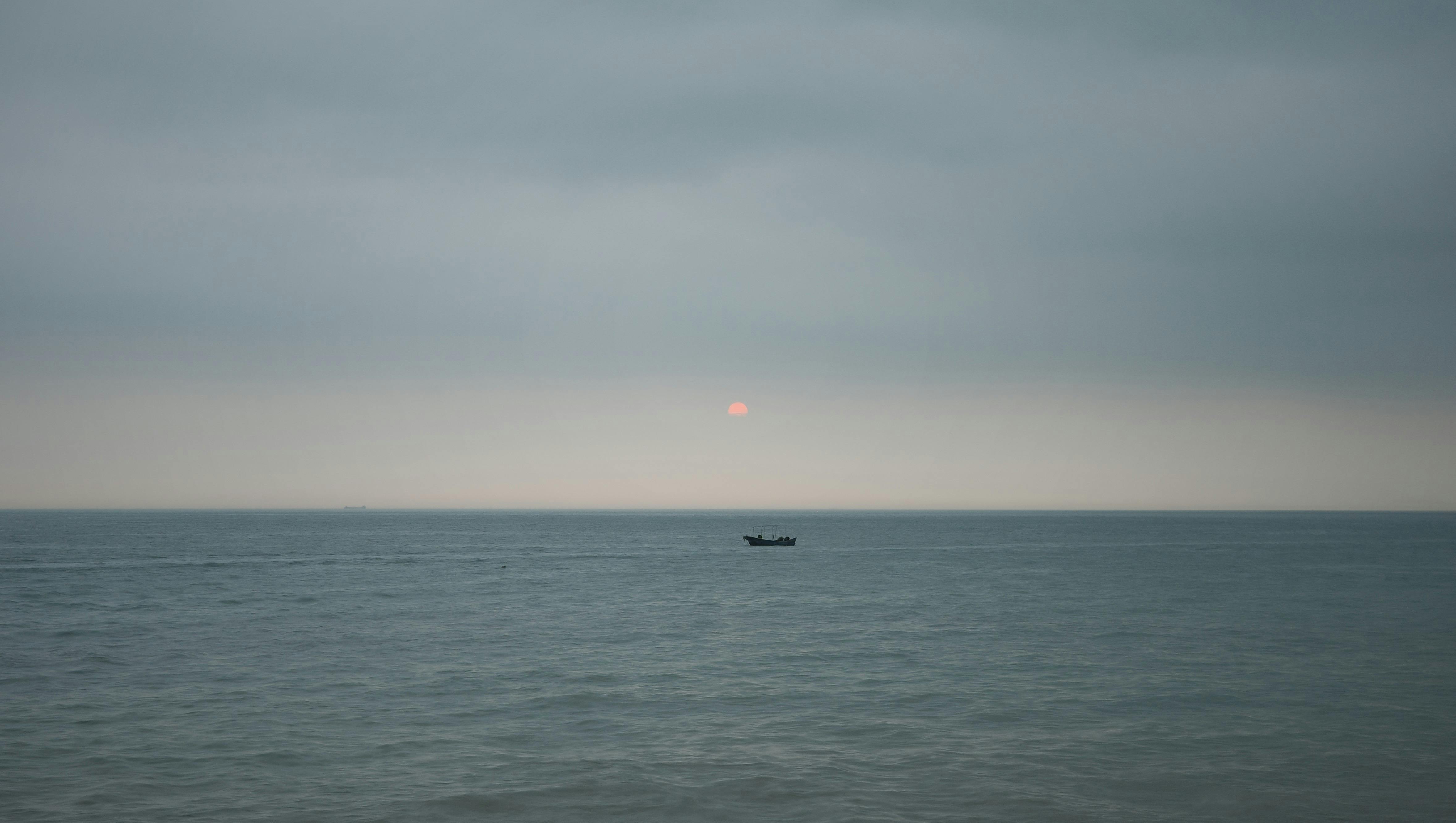 Barco Navegando No Corpo D'água · Foto profissional gratuita