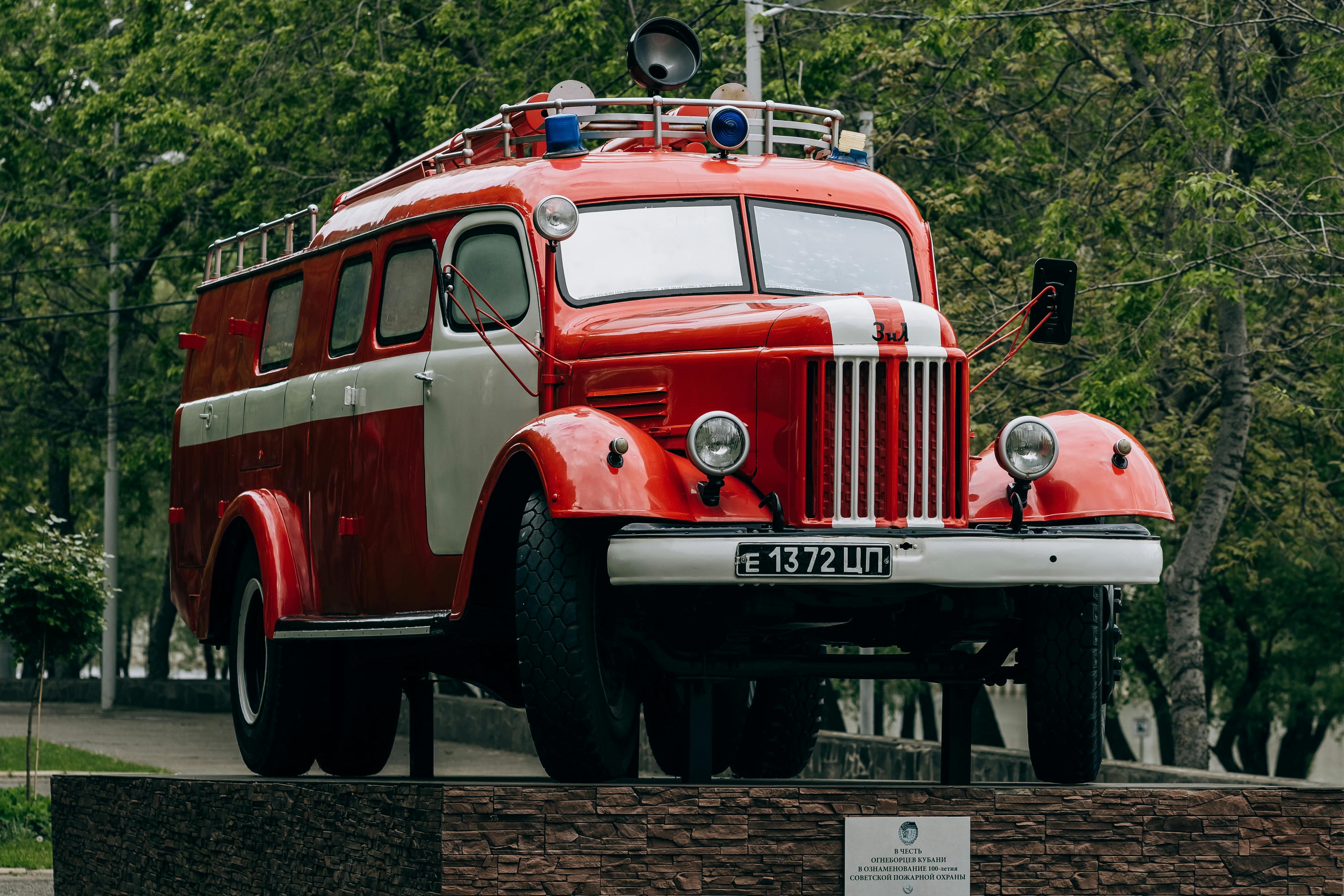 Vintage Fire Engine on Display in Park · Free Stock Photo