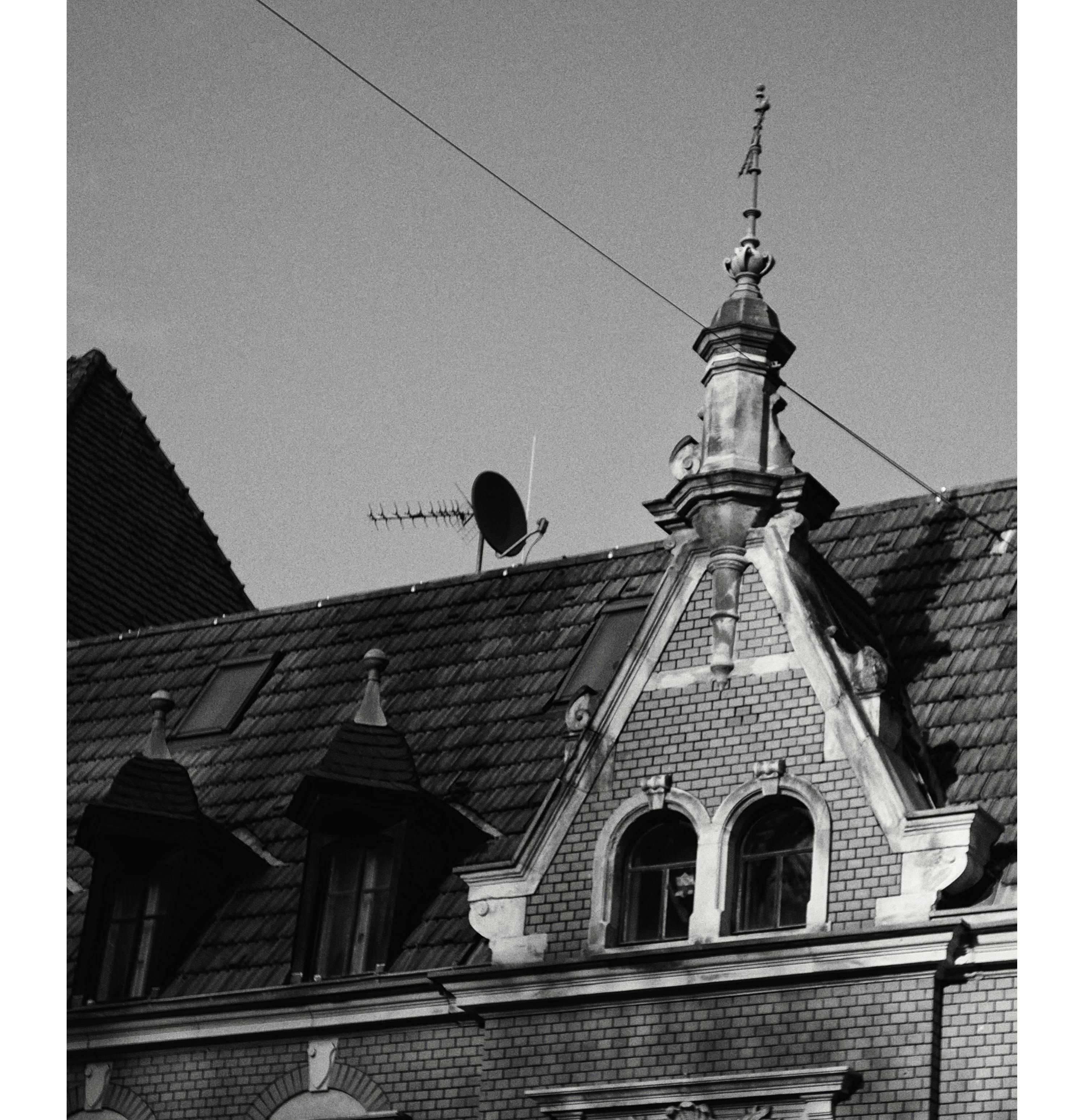 Building Roof Photos, Download The BEST Free Building Roof Stock Photos ...