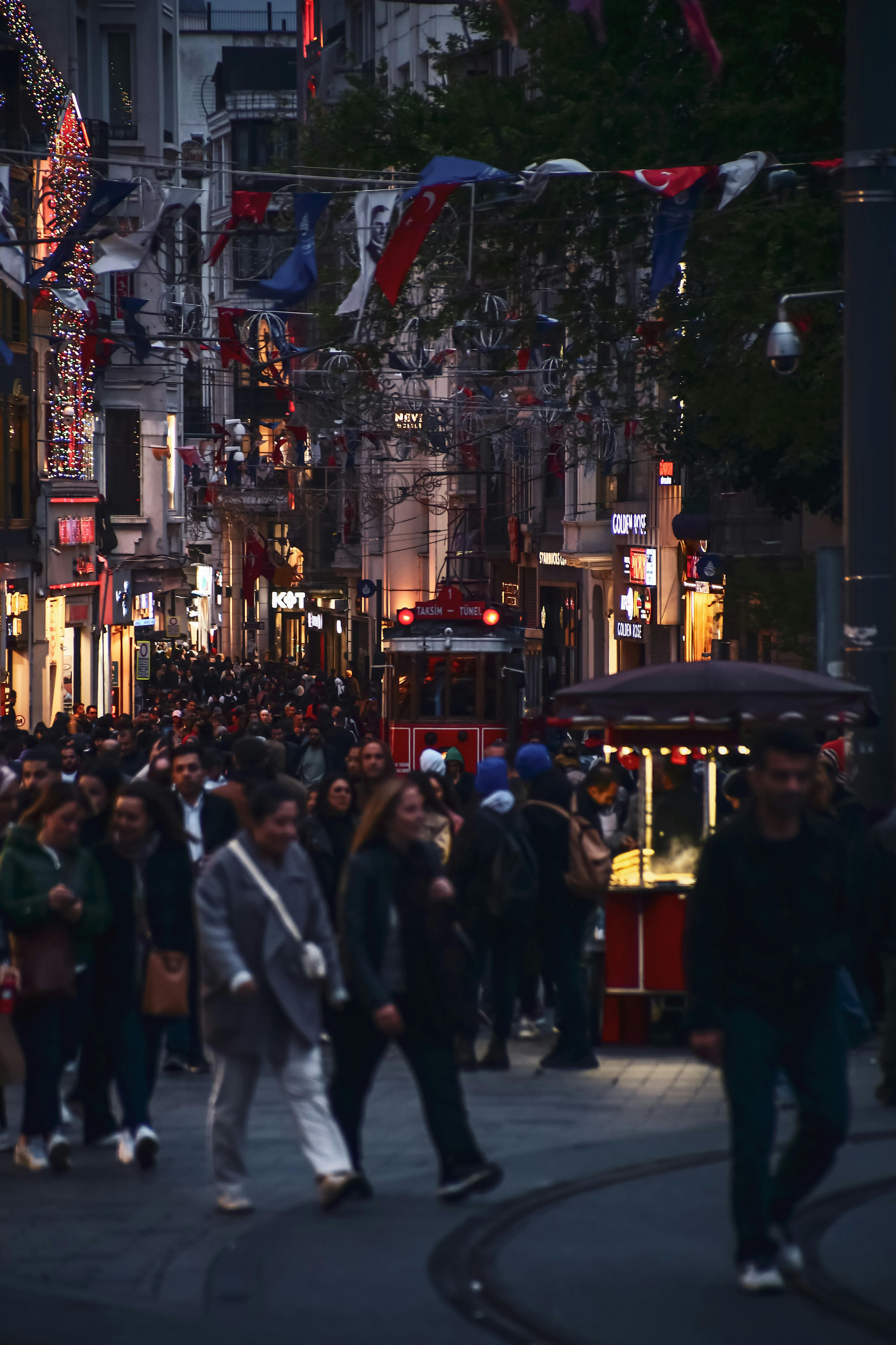 Crowd Walking Background Photos, Download The BEST Free Crowd Walking ...