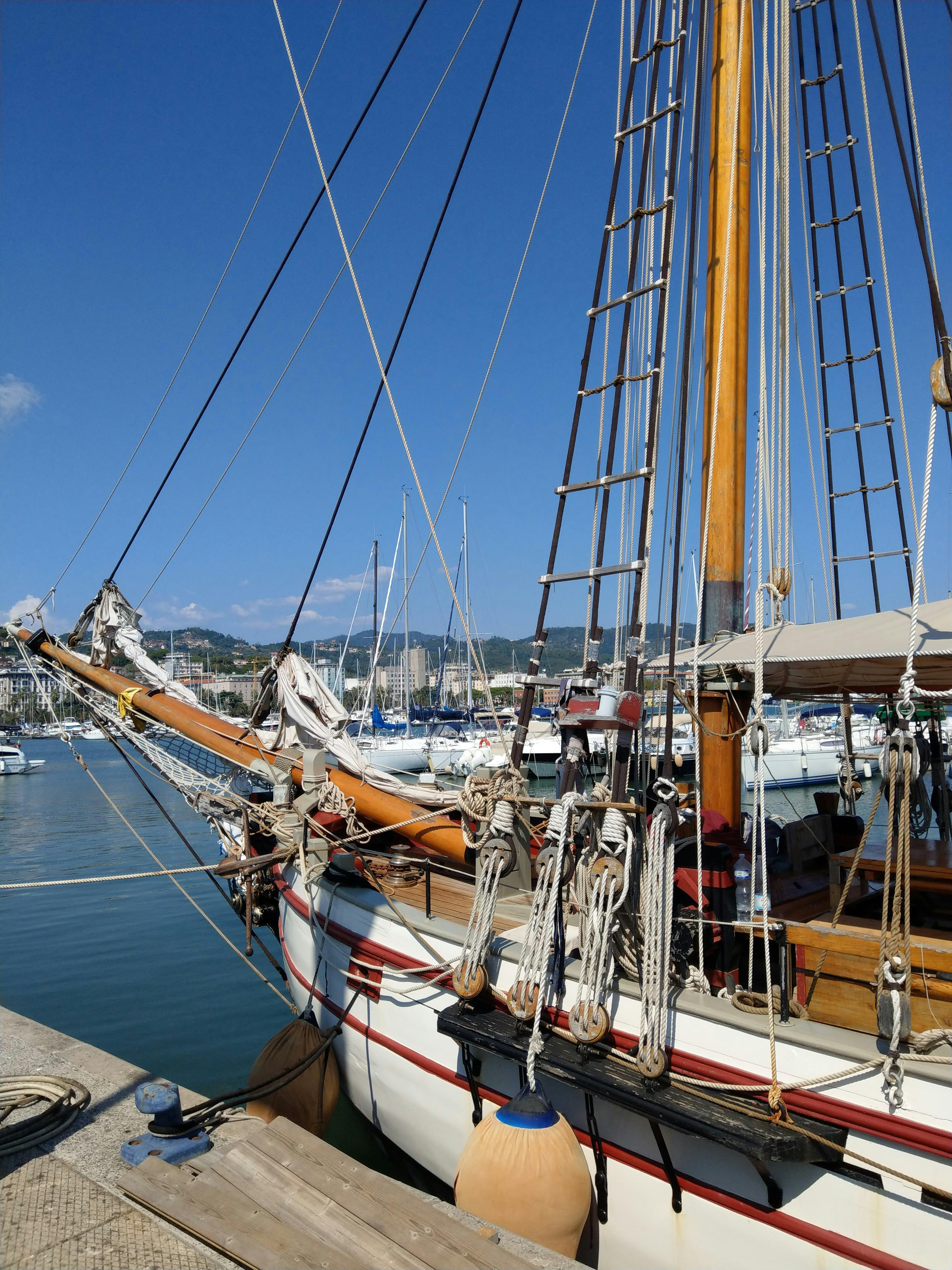 Sailing Yacht in the Greek Bay of Ormos Ammoudi · Free Stock Photo