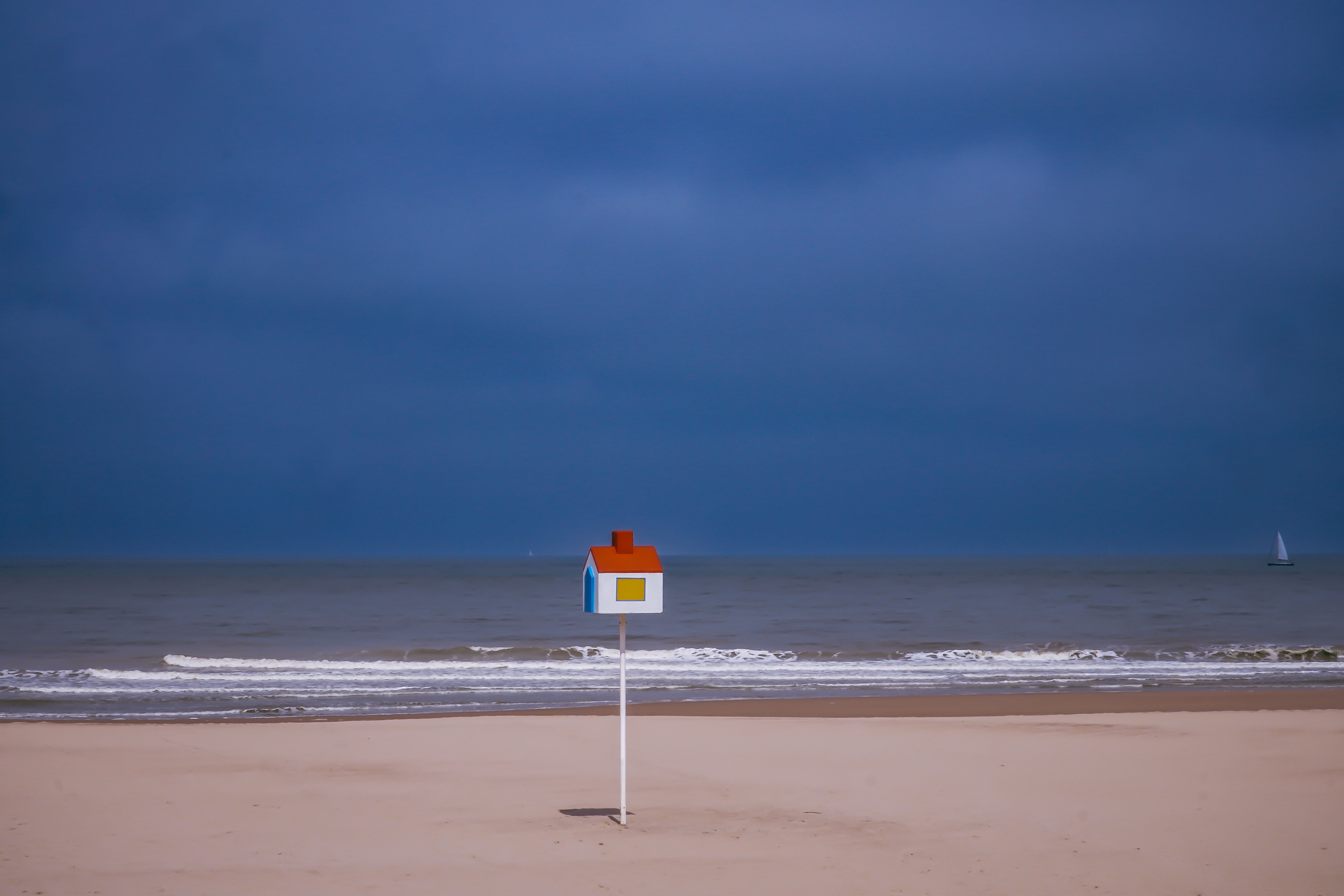 Box on Post on Beach · Free Stock Photo
