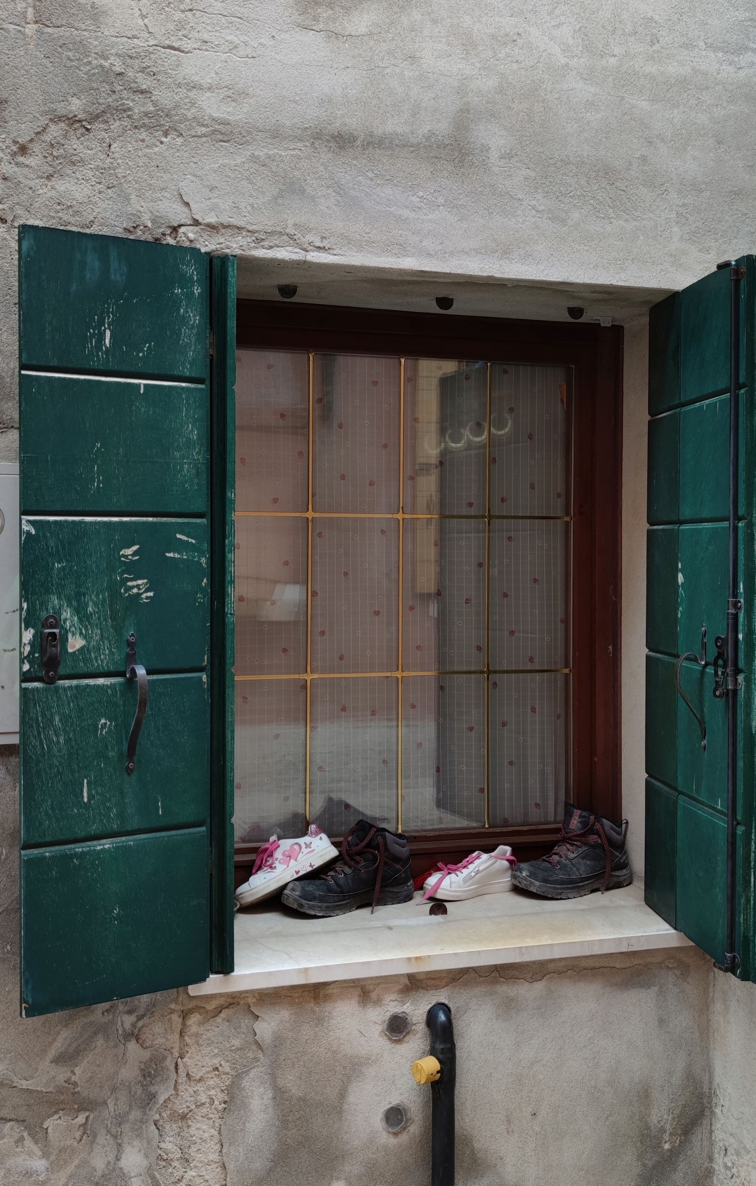 Shoes on the Outside Windowsill · Free Stock Photo