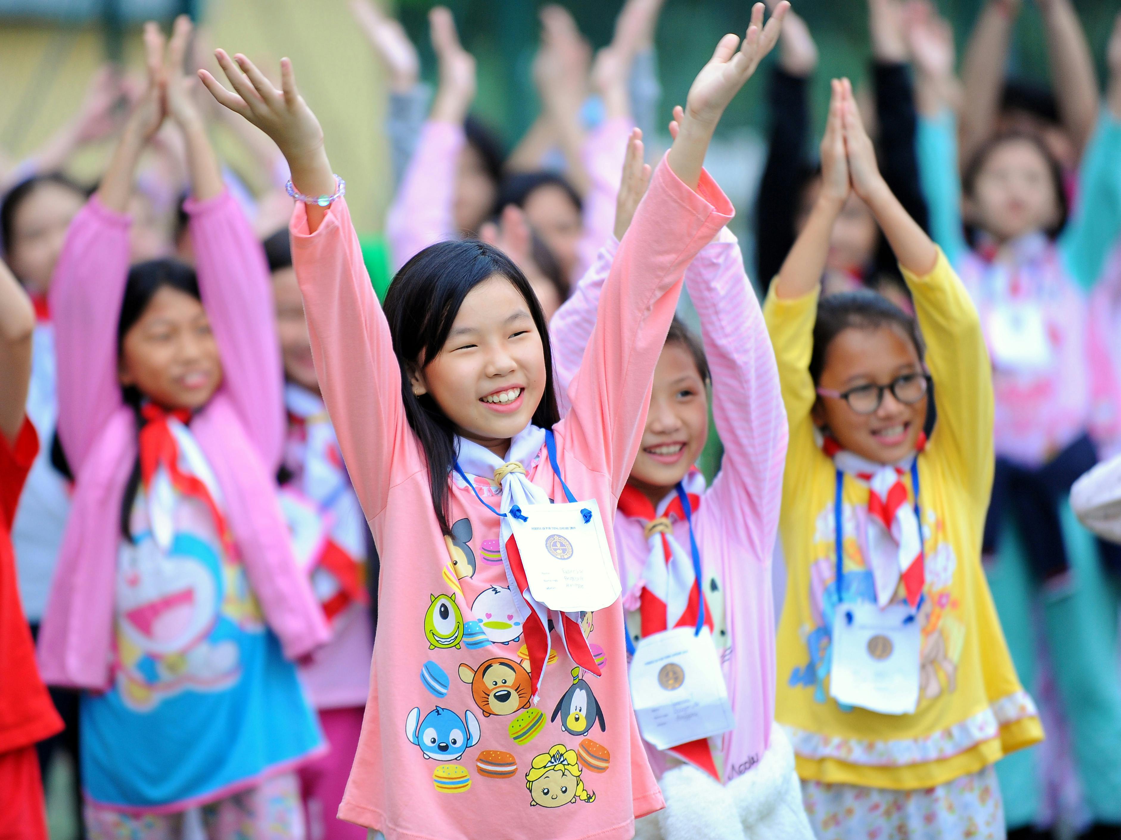 Girls with their Arms Raised · Free Stock Photo
