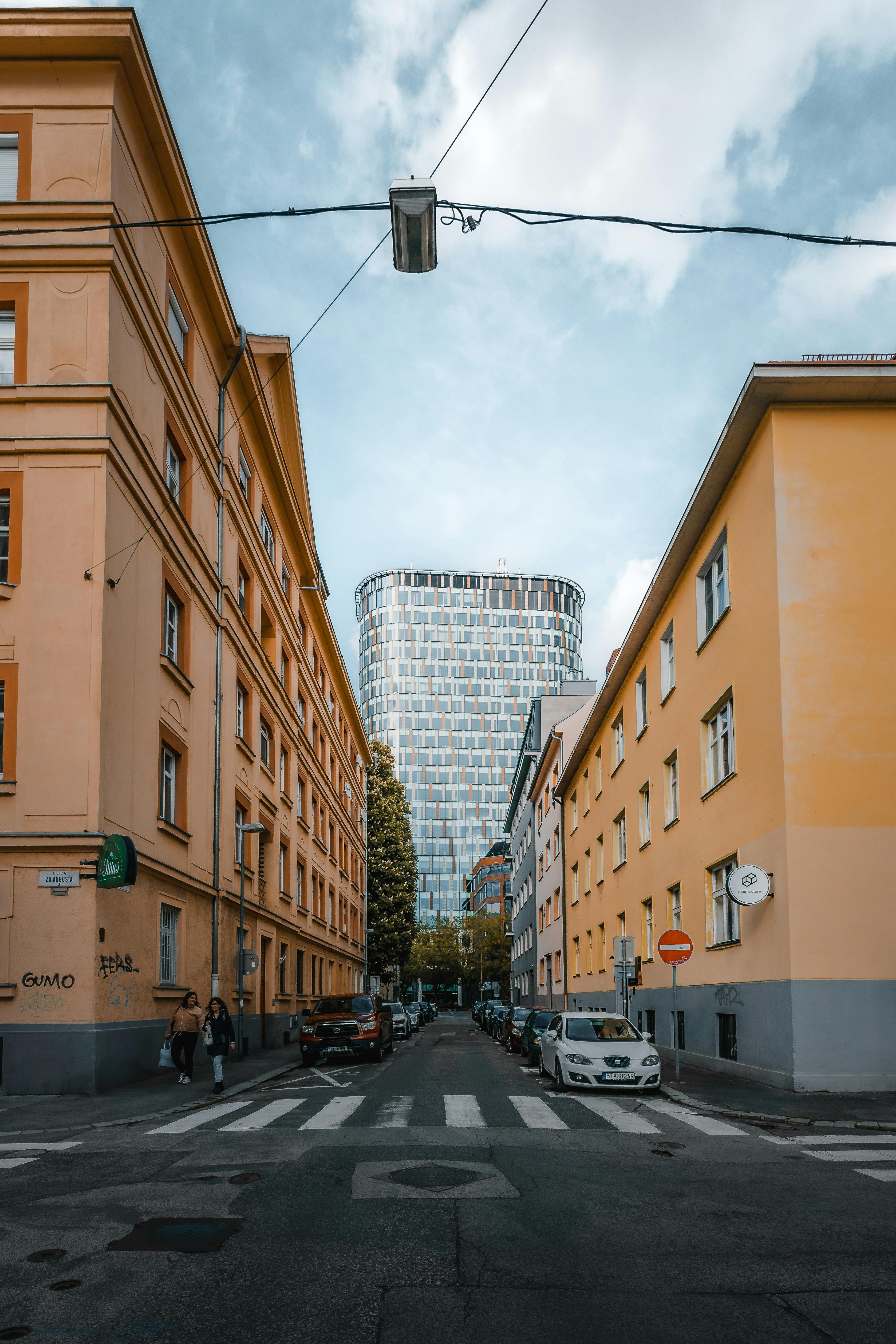 Symmetrical View of a City Street · Free Stock Photo