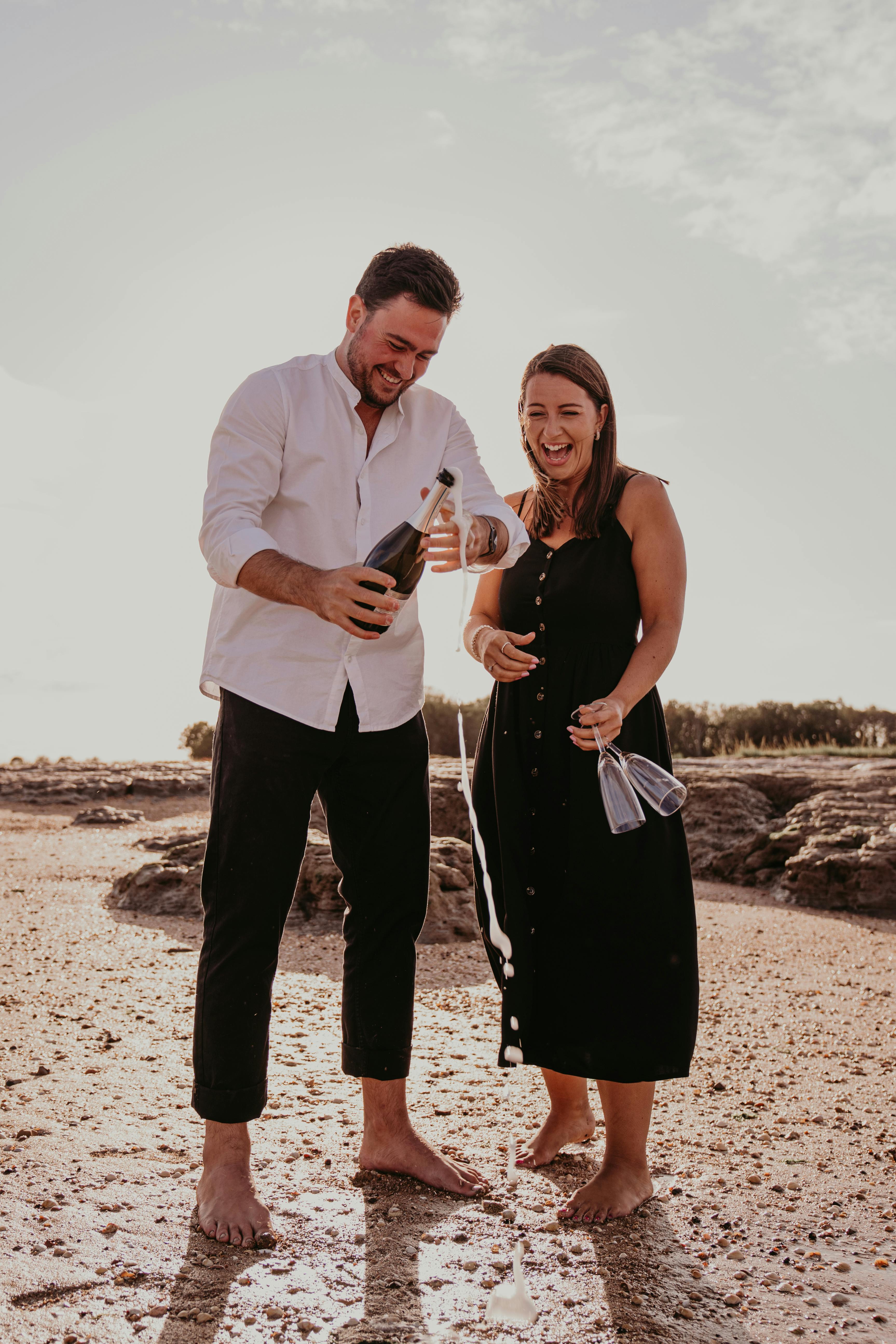 ¡La Pareja Recién Comprometida Disfruta De Hacer Estallar El Champán ...