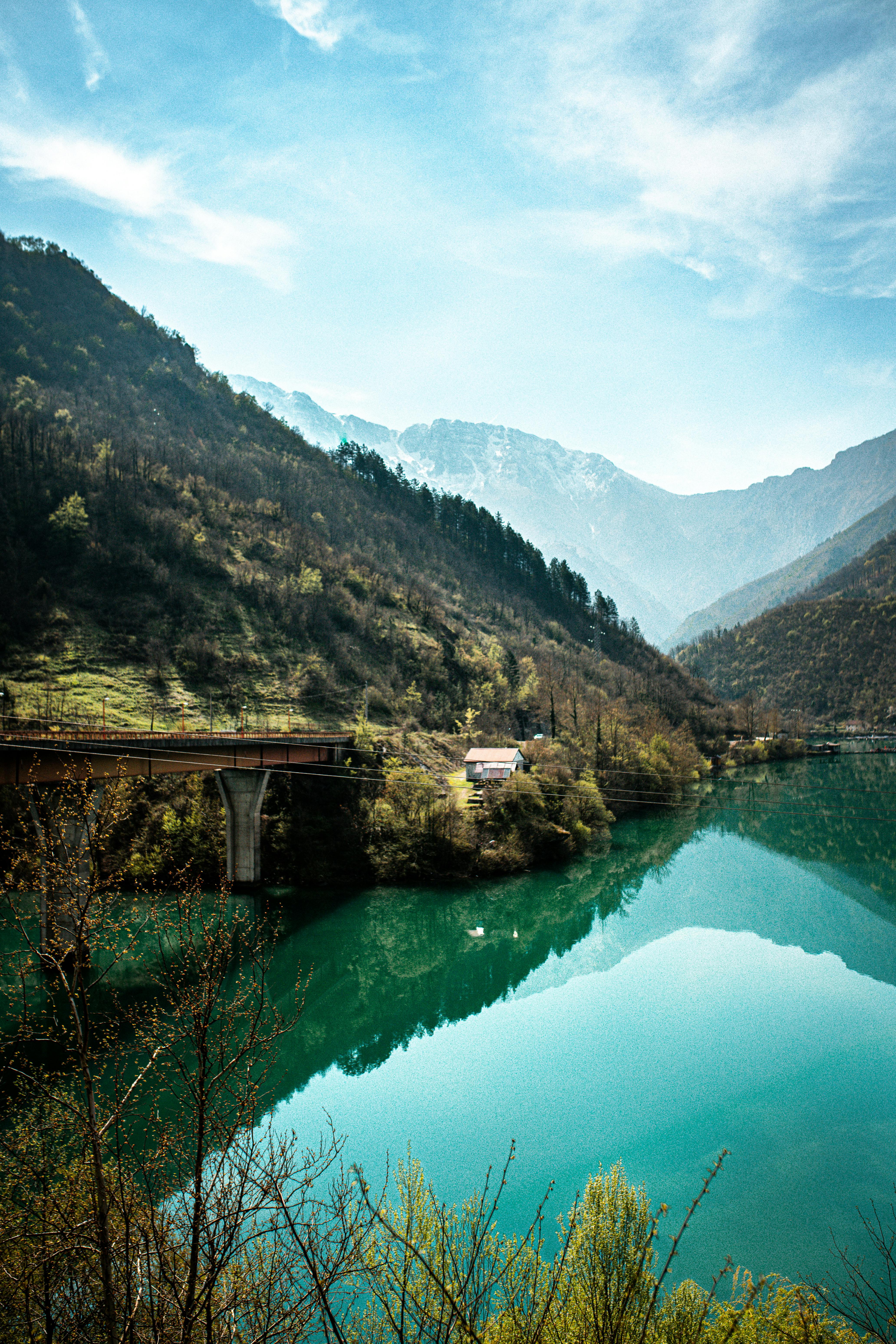 Body of Water Near Mountain Rainge · Free Stock Photo