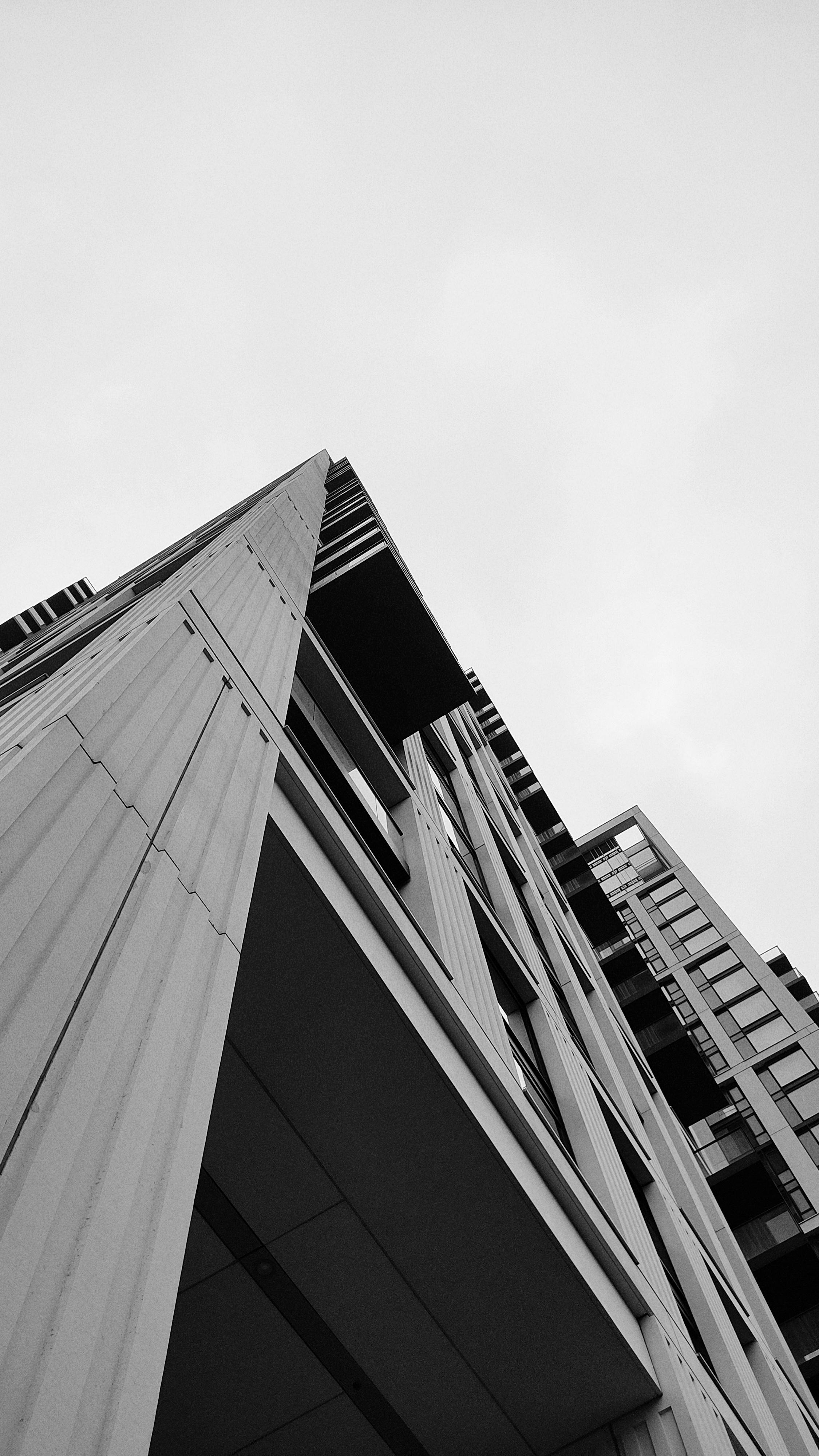 Building Wall in Black and White · Free Stock Photo