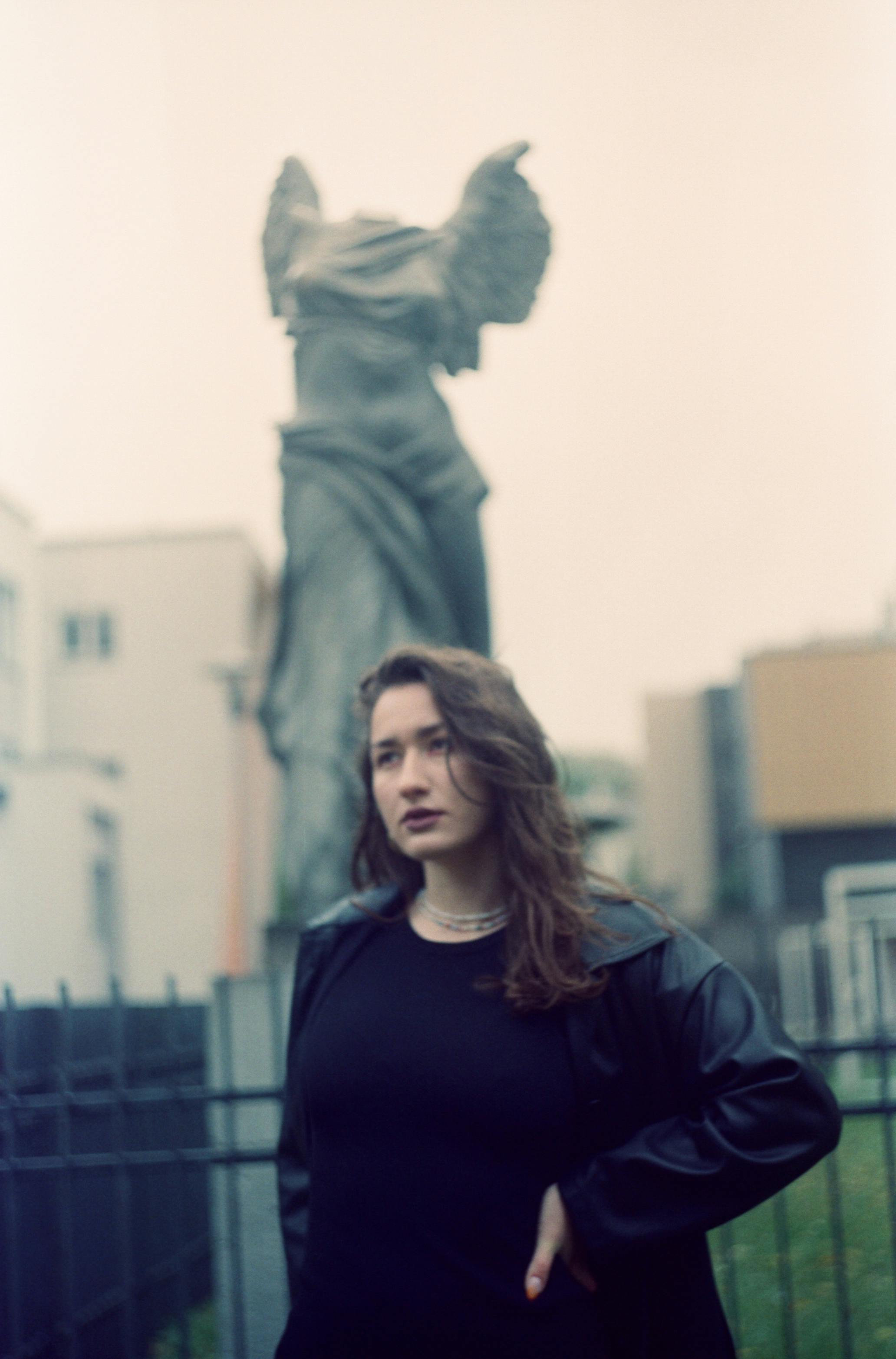 Girl Statue Pose Photos, Download The BEST Free Girl Statue Pose Stock ...