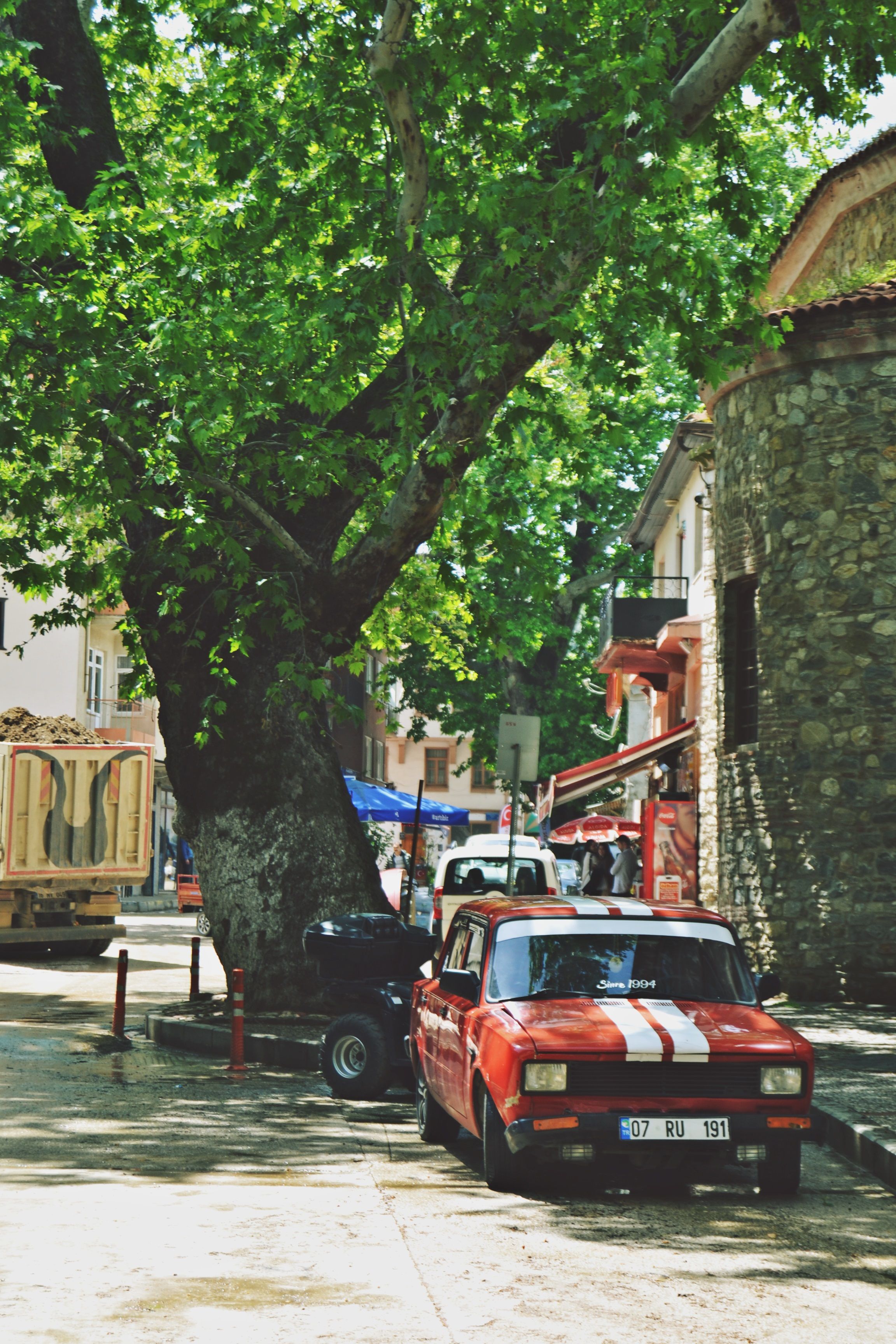 Booth and Tree near Street · Free Stock Photo