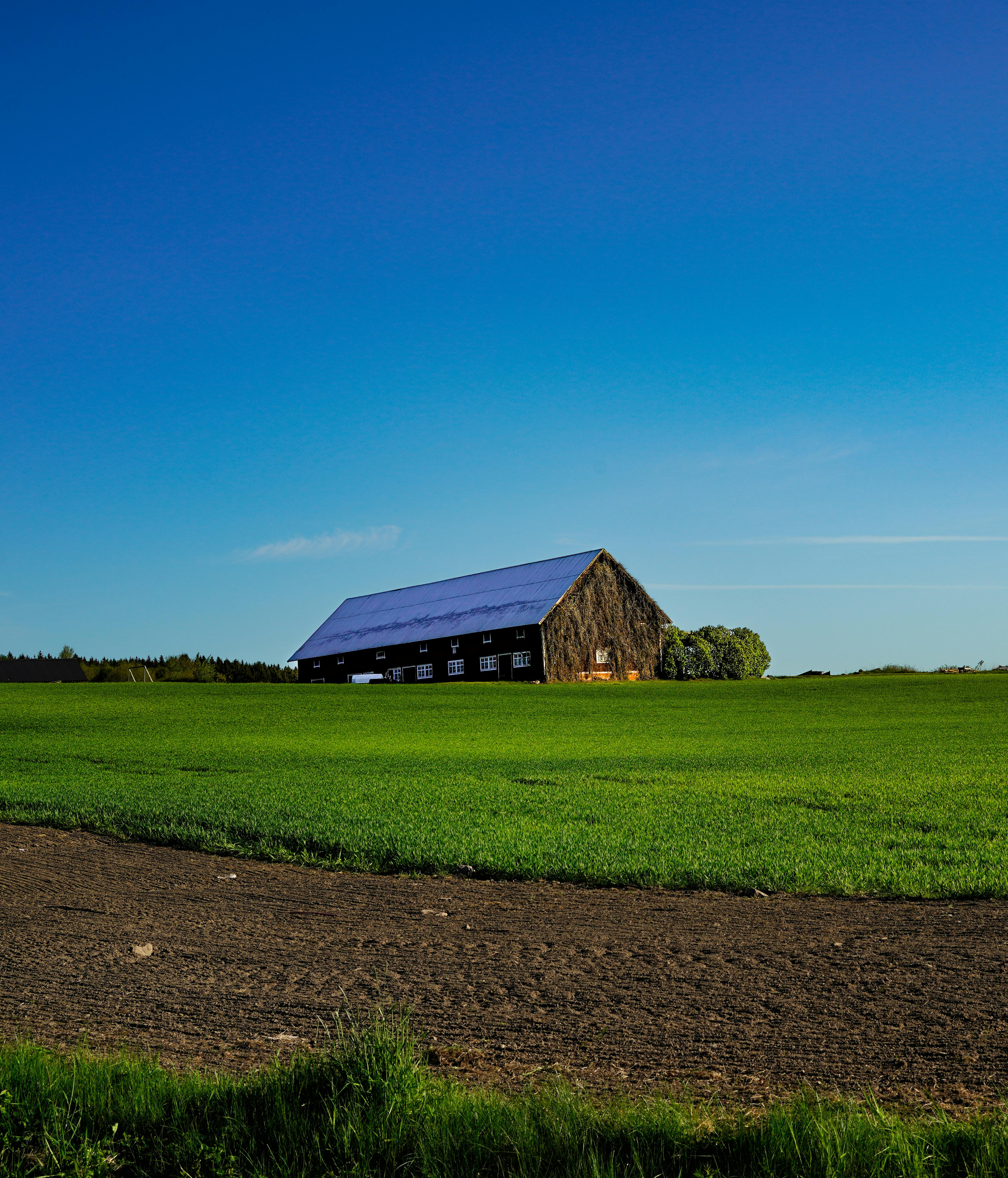 Barn in Countryside · Free Stock Photo