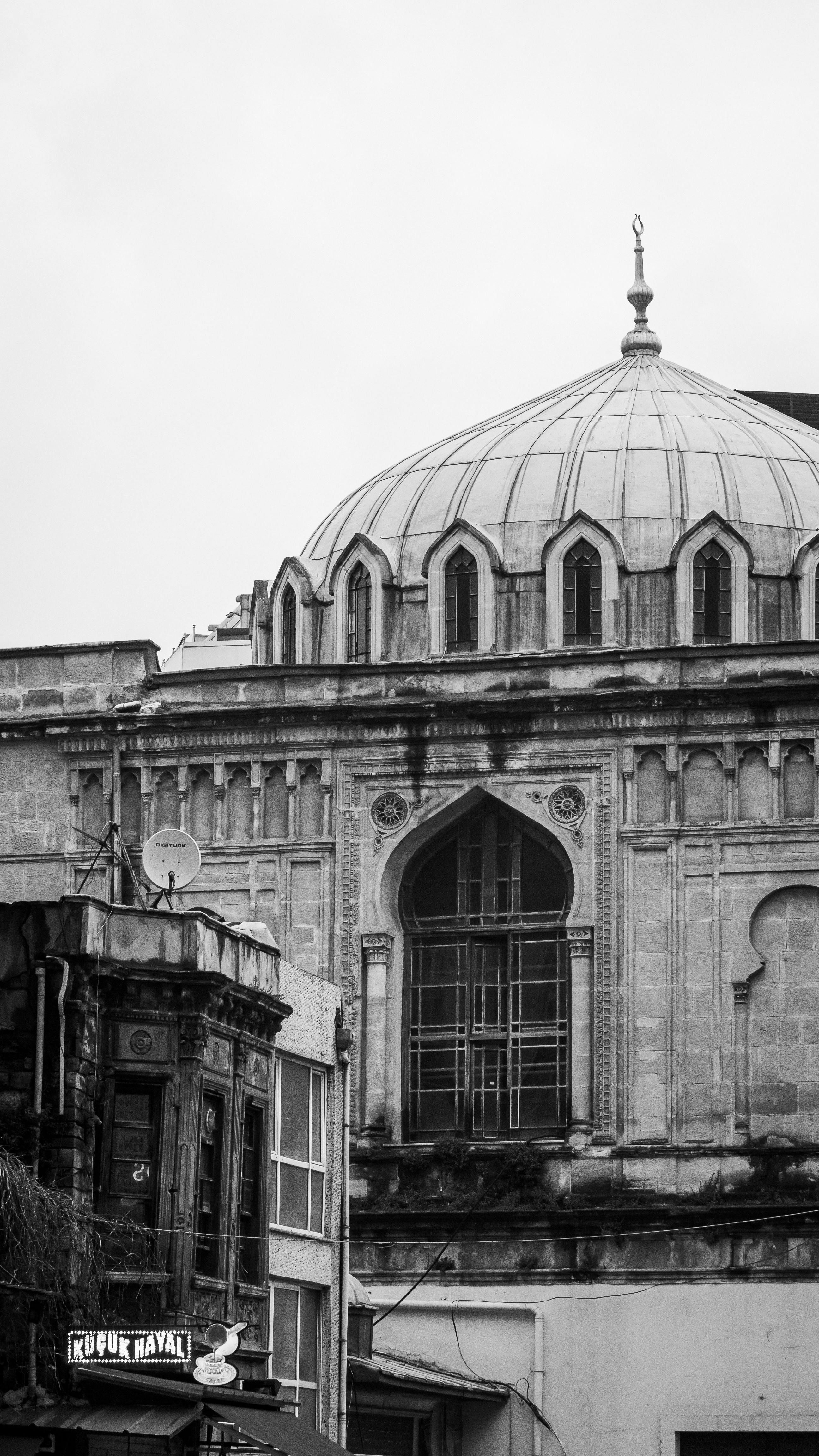 Black and White Photo of a Mosque · Free Stock Photo
