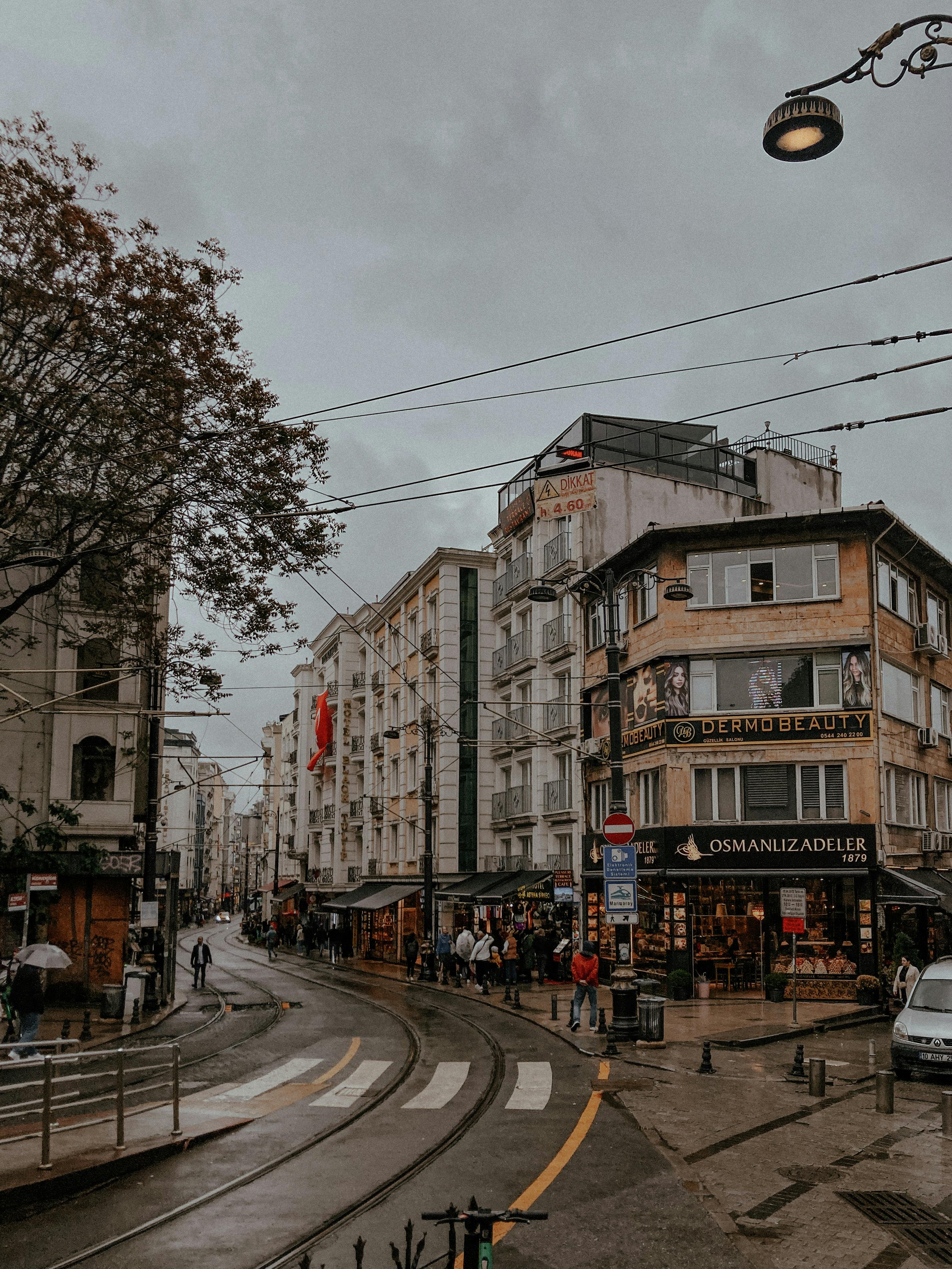 City Street under Overcast Sky · Free Stock Photo