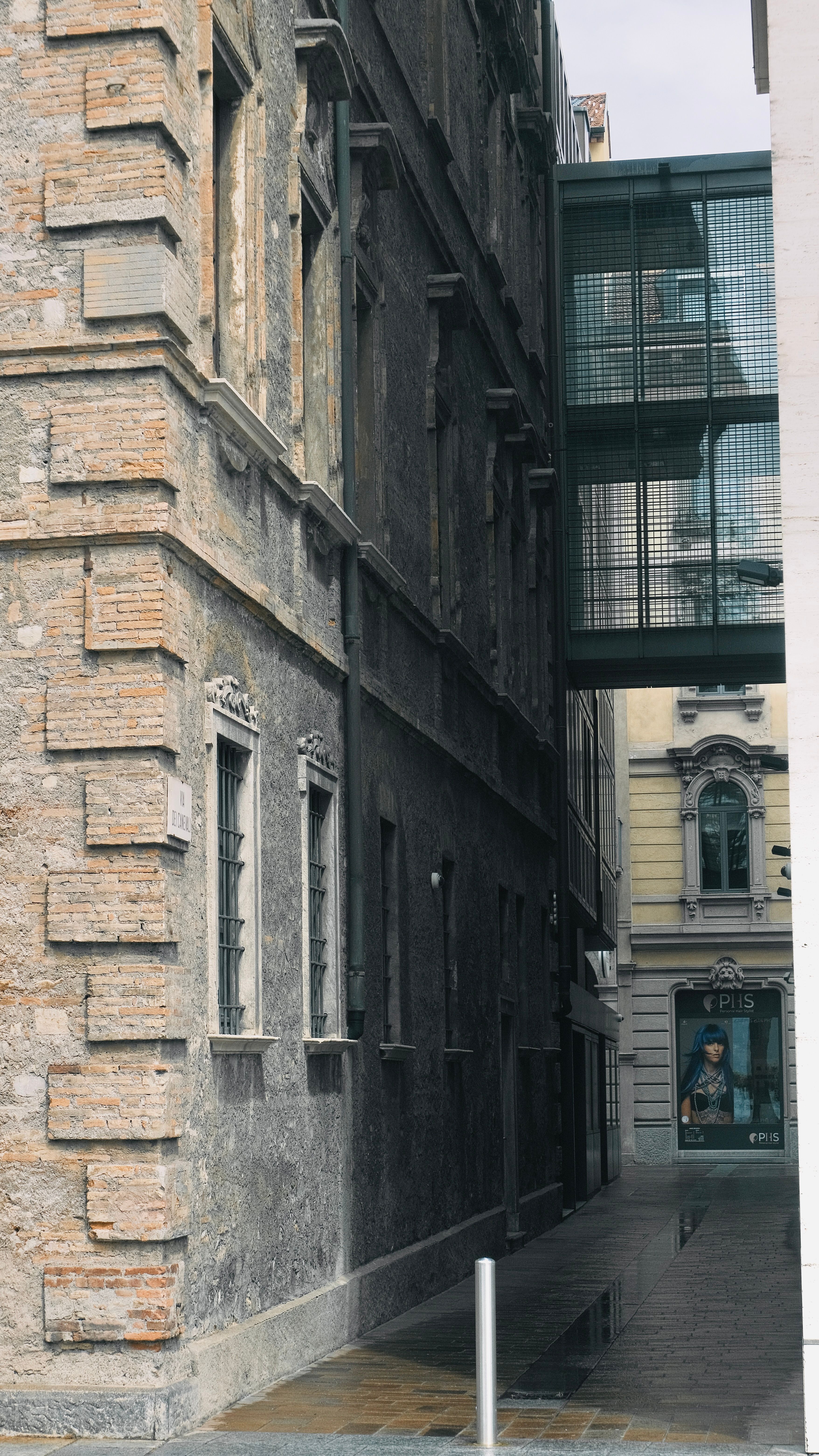 Narrow Street near Old Historic Building · Free Stock Photo
