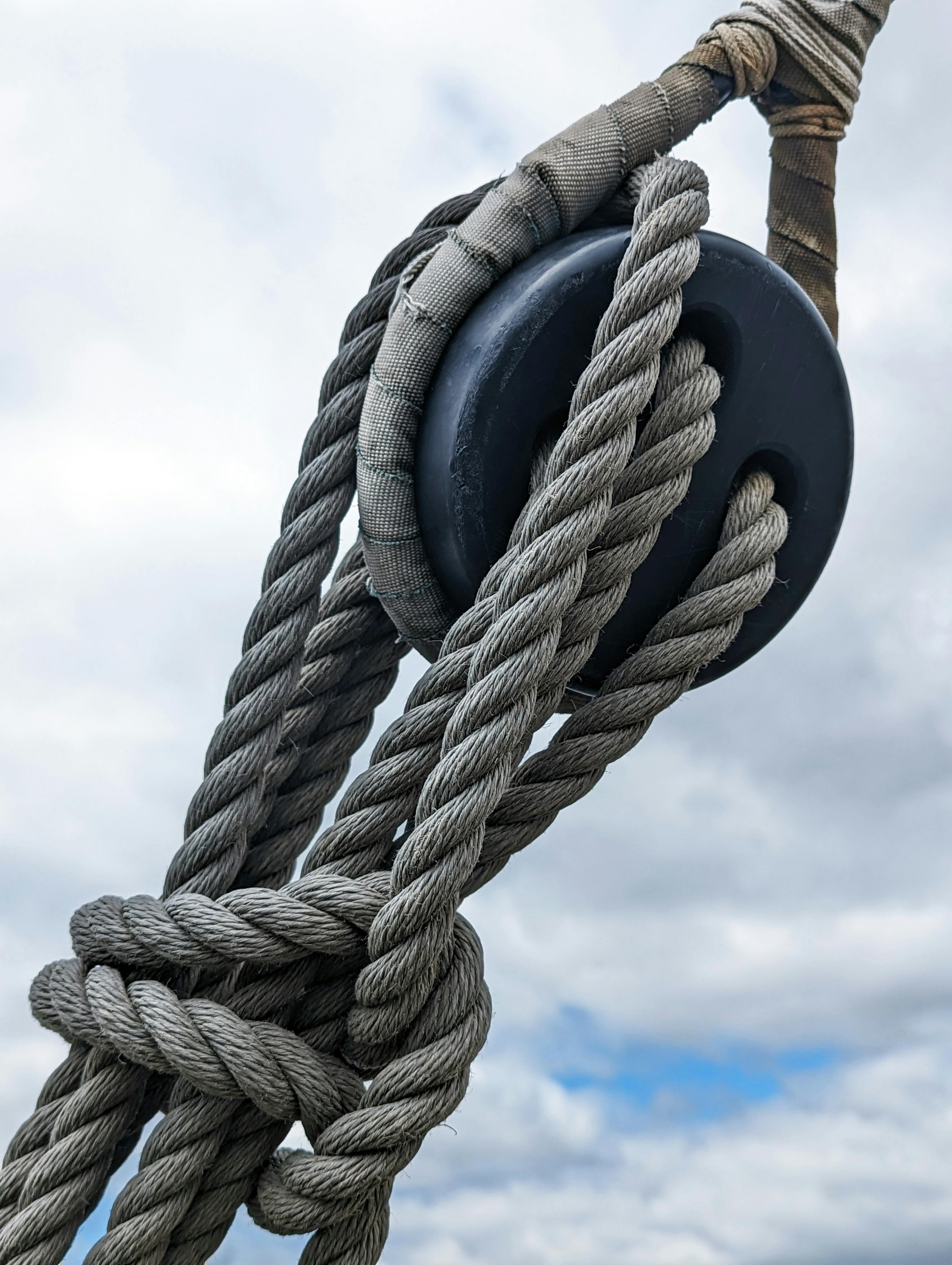 Ropes around Cleat · Free Stock Photo