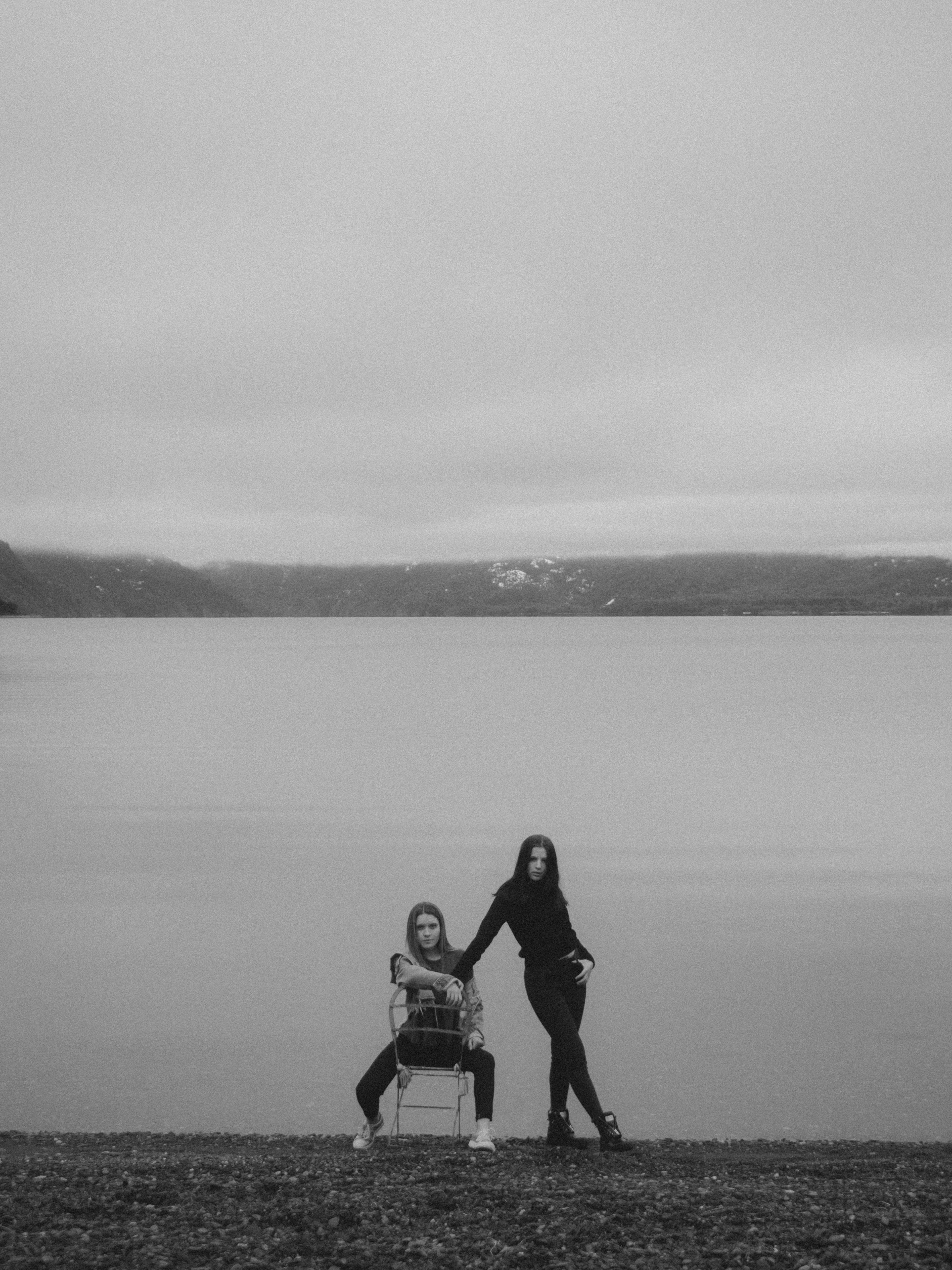 Foto de stock gratuita sobre agua, fotos en blanco y negro, de pie ...