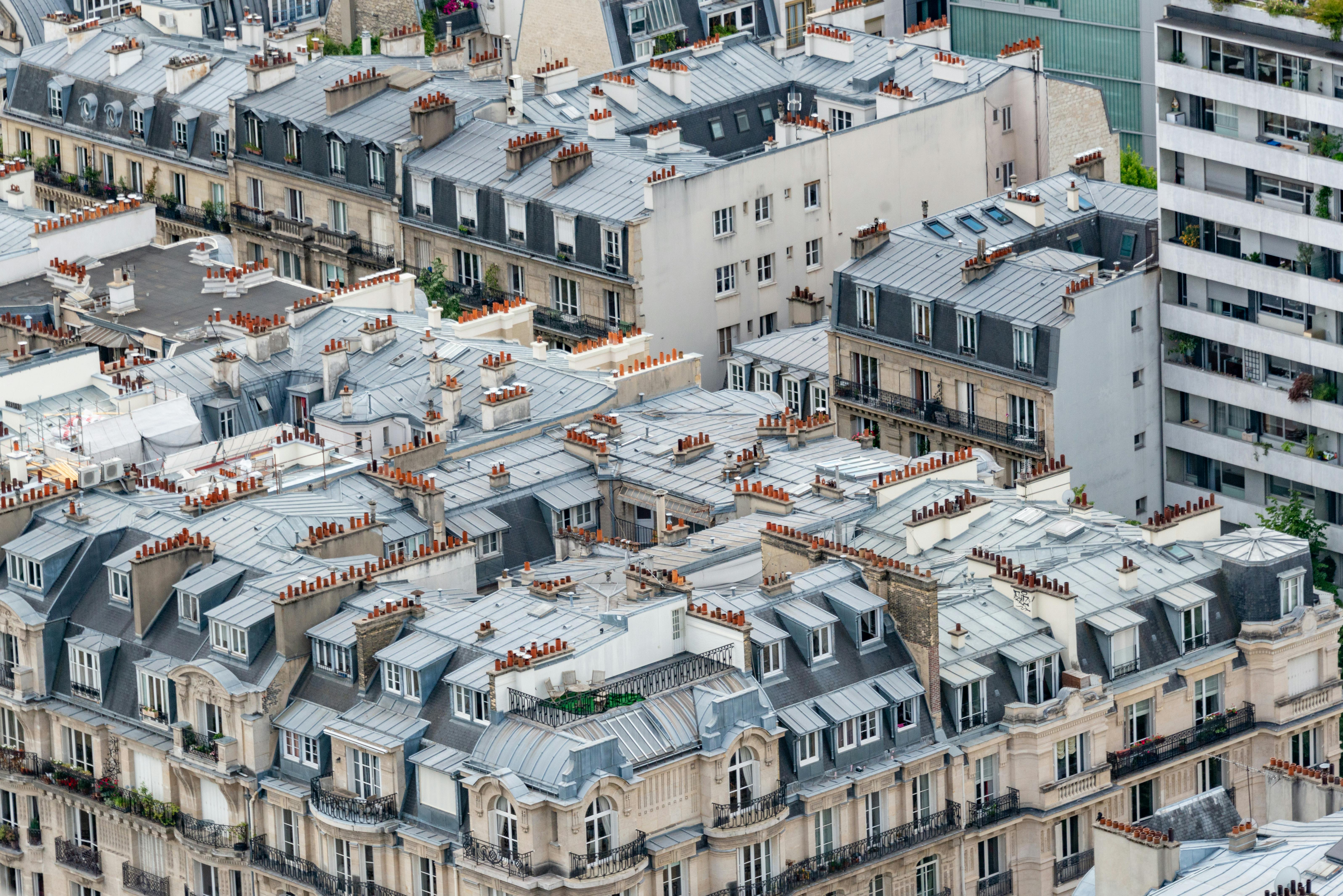 Evening street with outdoor cafe in Paris · Free Stock Photo