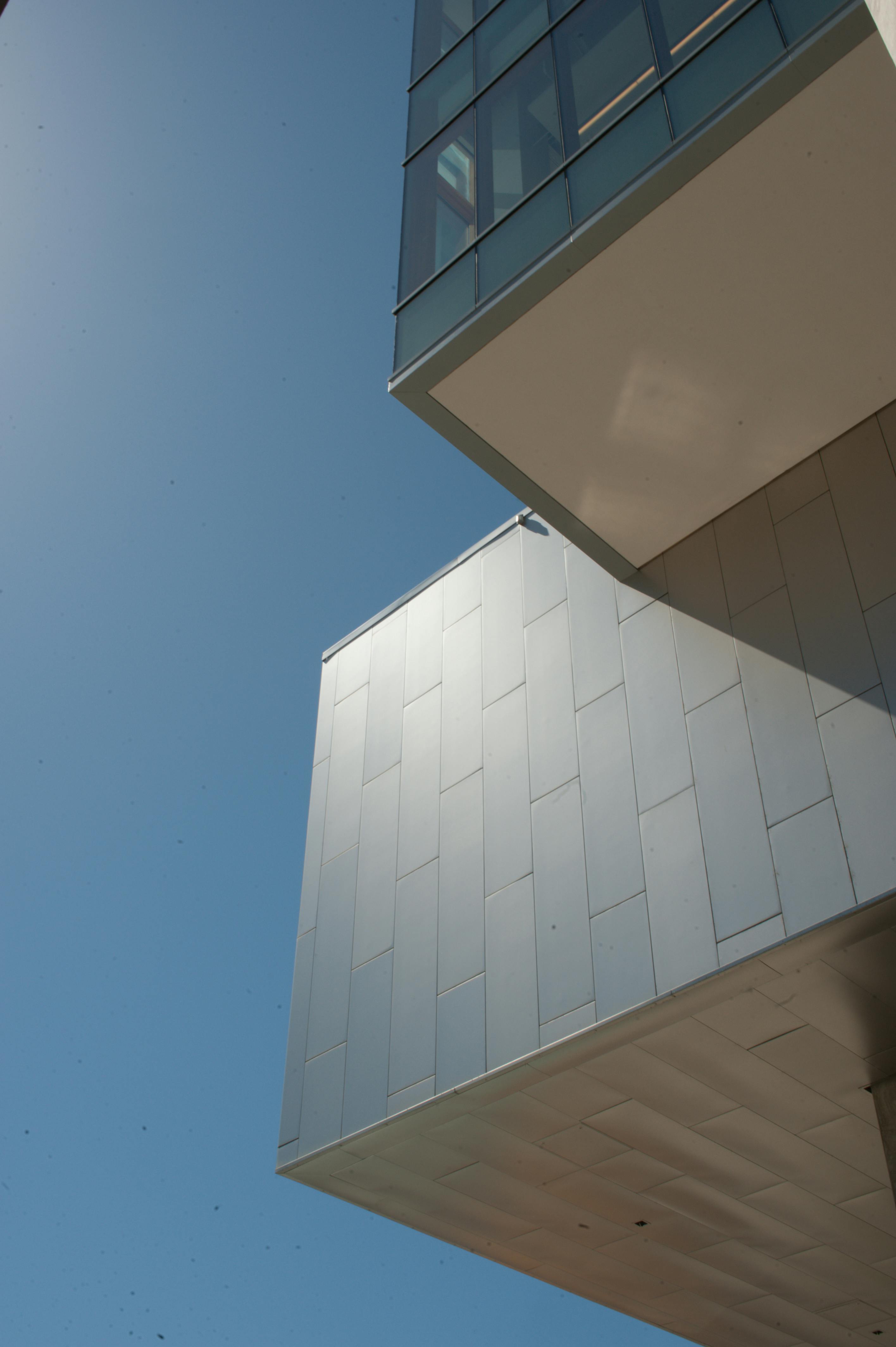 Modern Building in Sunlight · Free Stock Photo