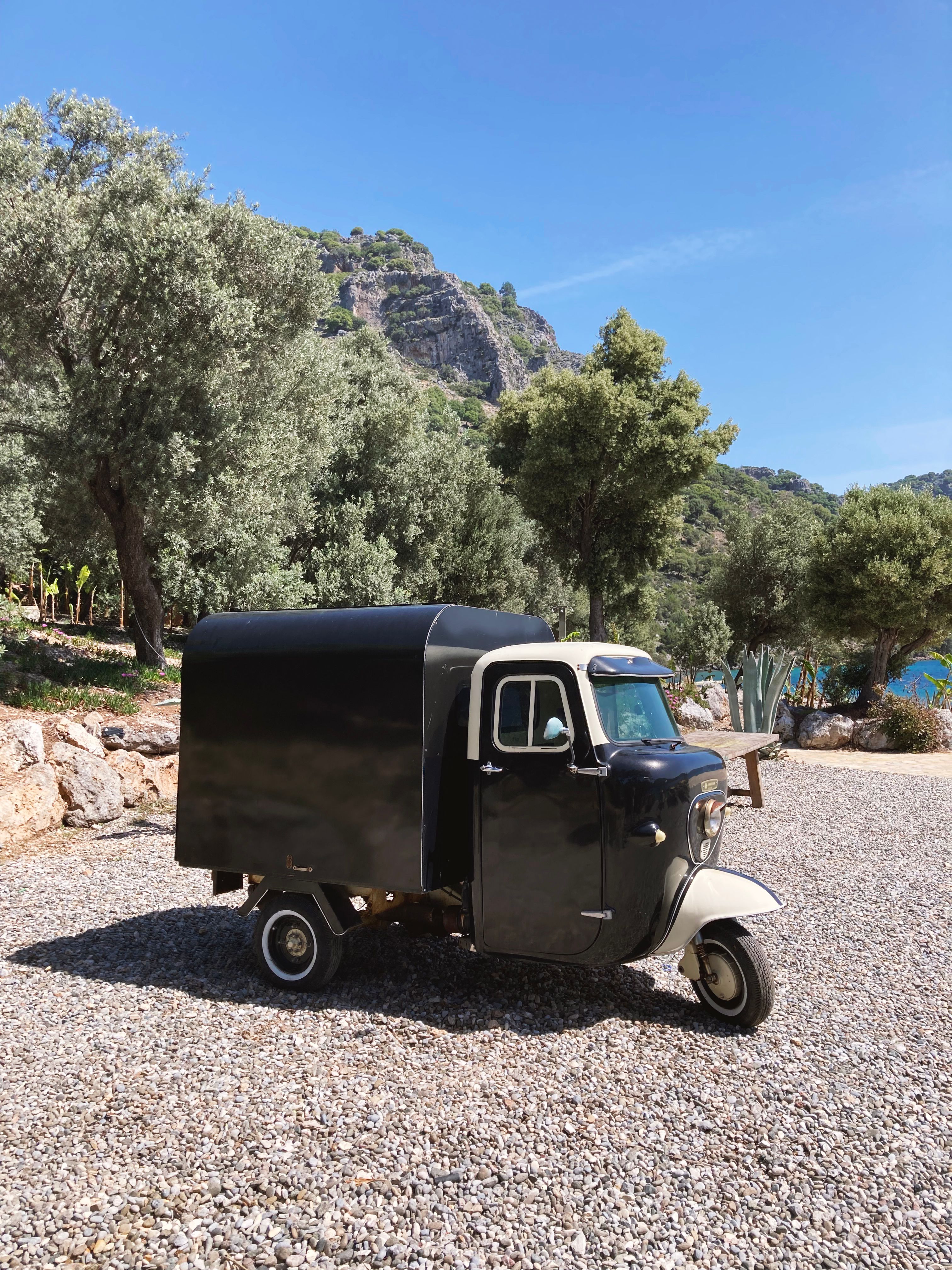 Piaggio Ape Three-wheeler · Free Stock Photo