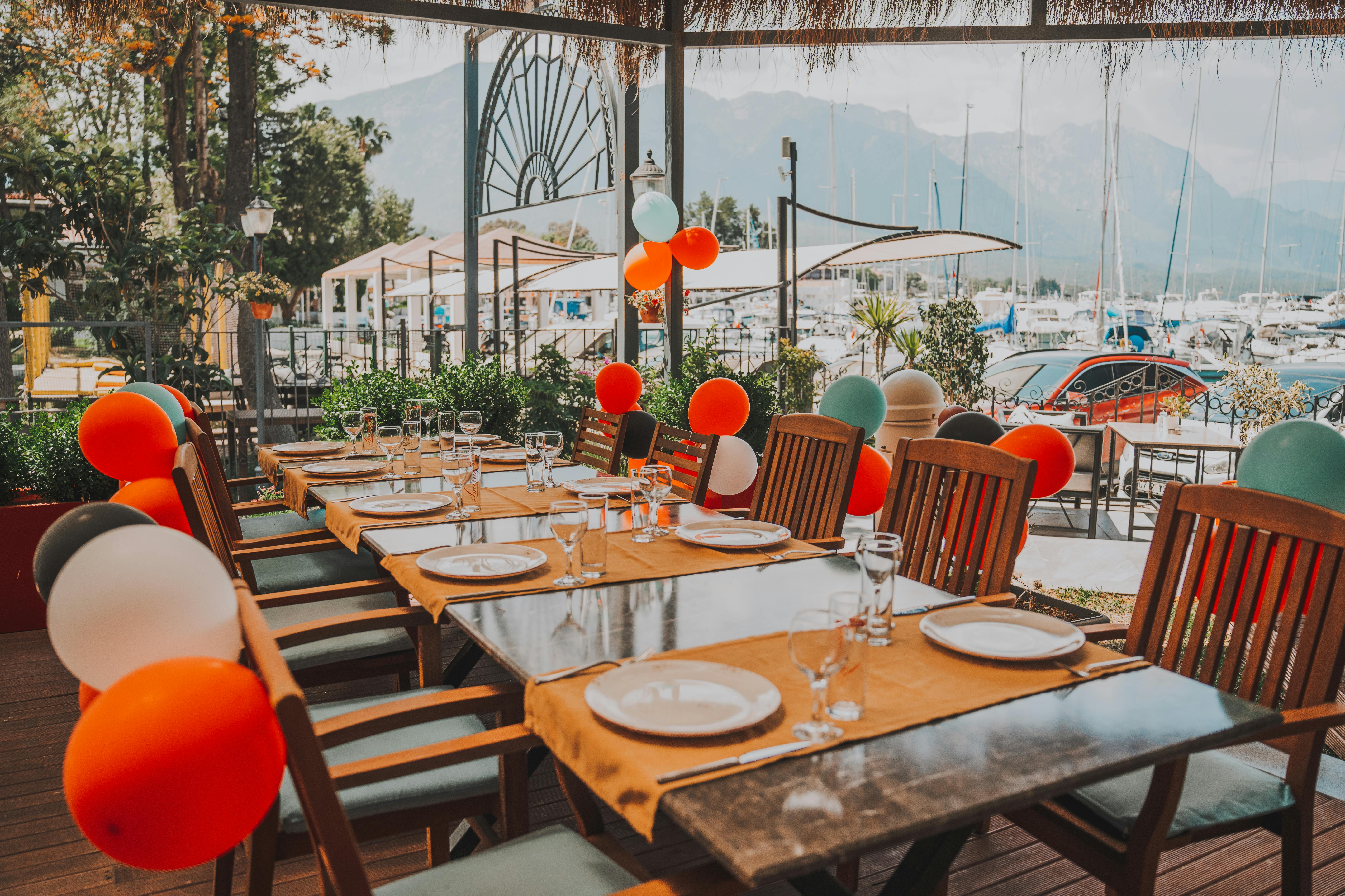 Street view of a coffee terrace with tables and chairs · Free Stock Photo