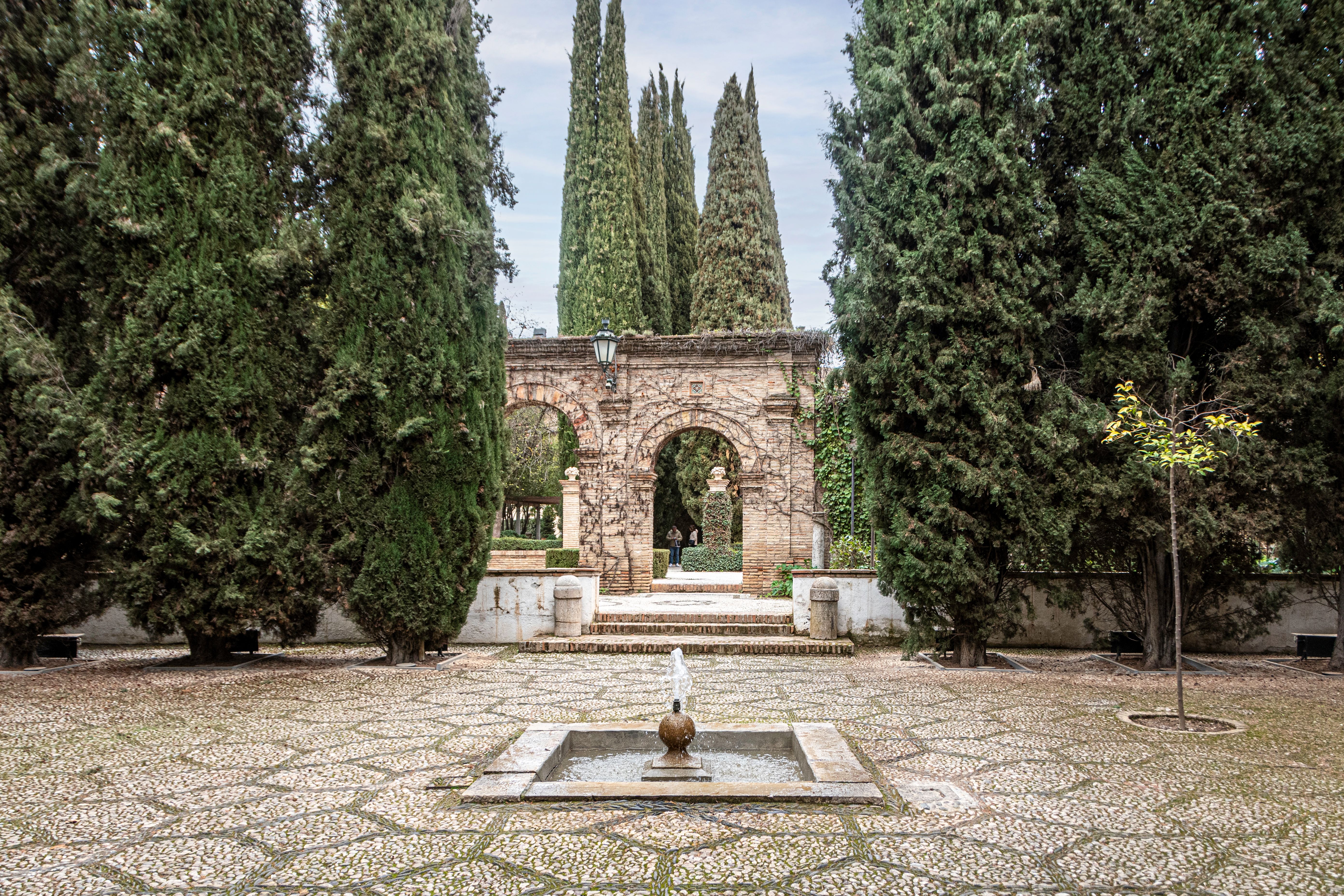 Fountain and Pool of the Alhambra Palace · Free Stock Photo