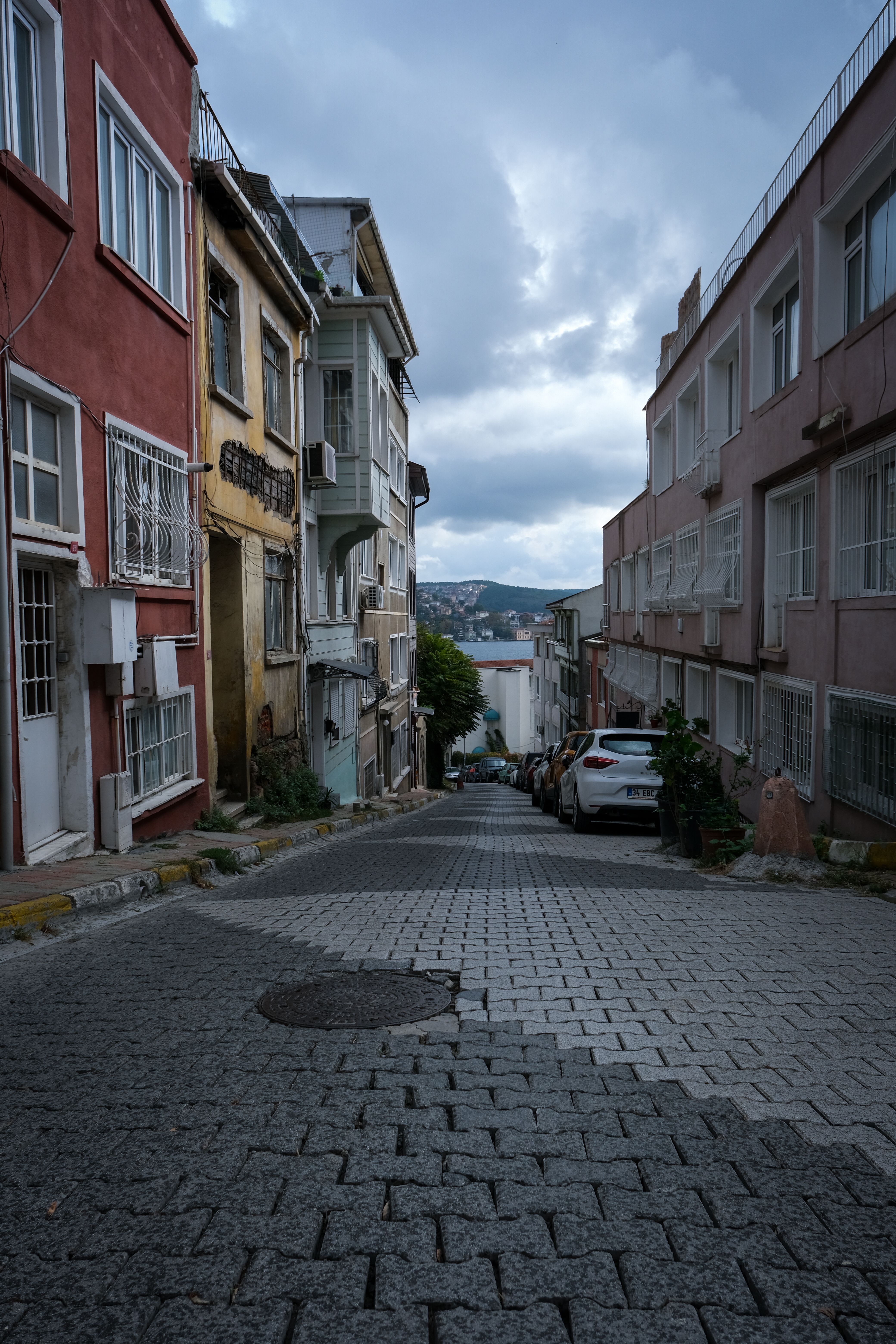 Downhill Street in City · Free Stock Photo