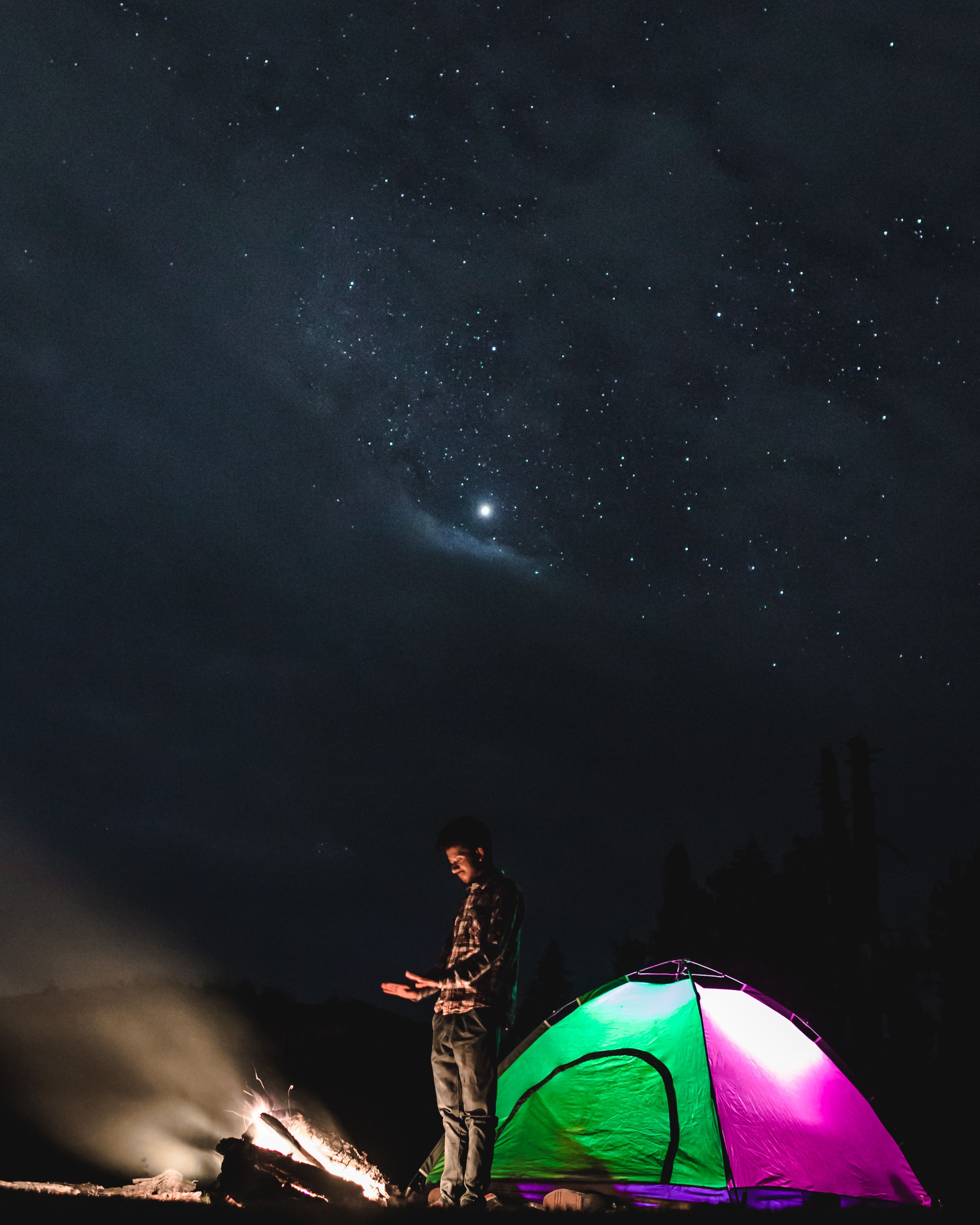 Hombre Acampando Bajo Las Estrellas Por La Noche · Foto de stock gratuita