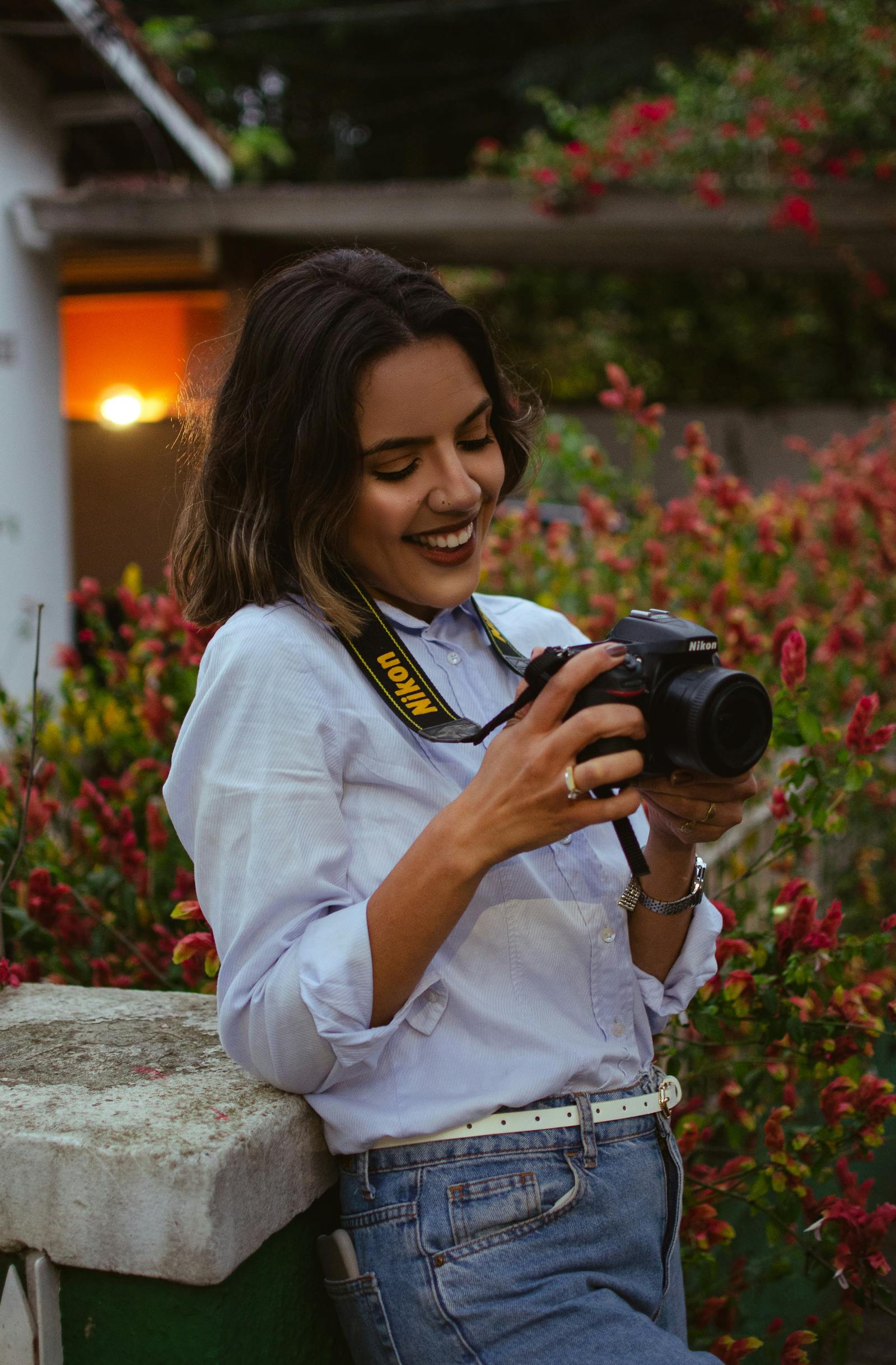 Woman Look Camera Photos, Download The BEST Free Woman Look Camera ...