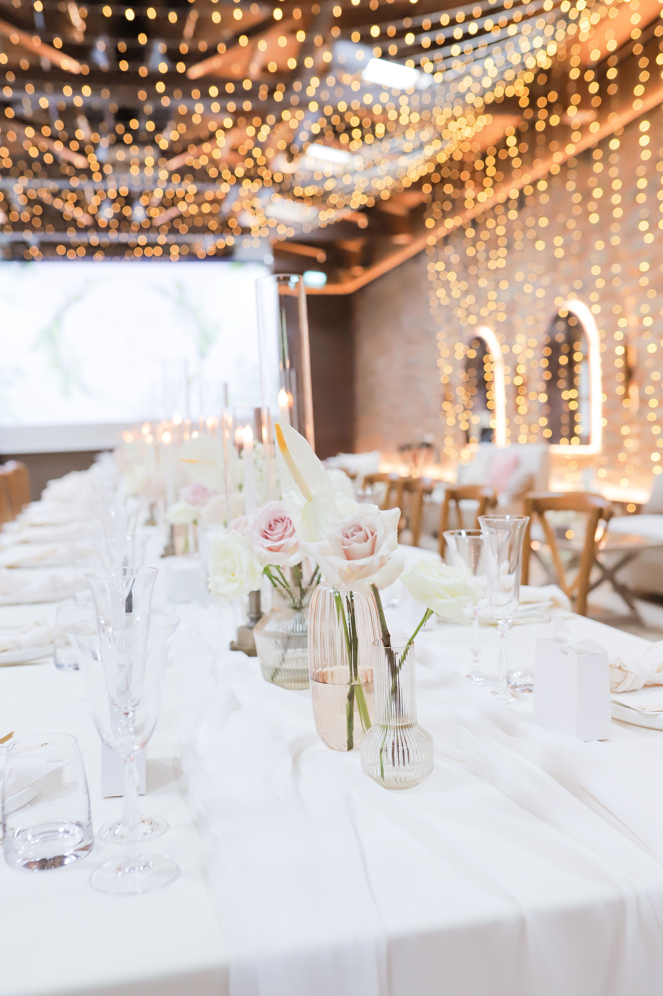 A long table with white linens and flowers · Free Stock Photo