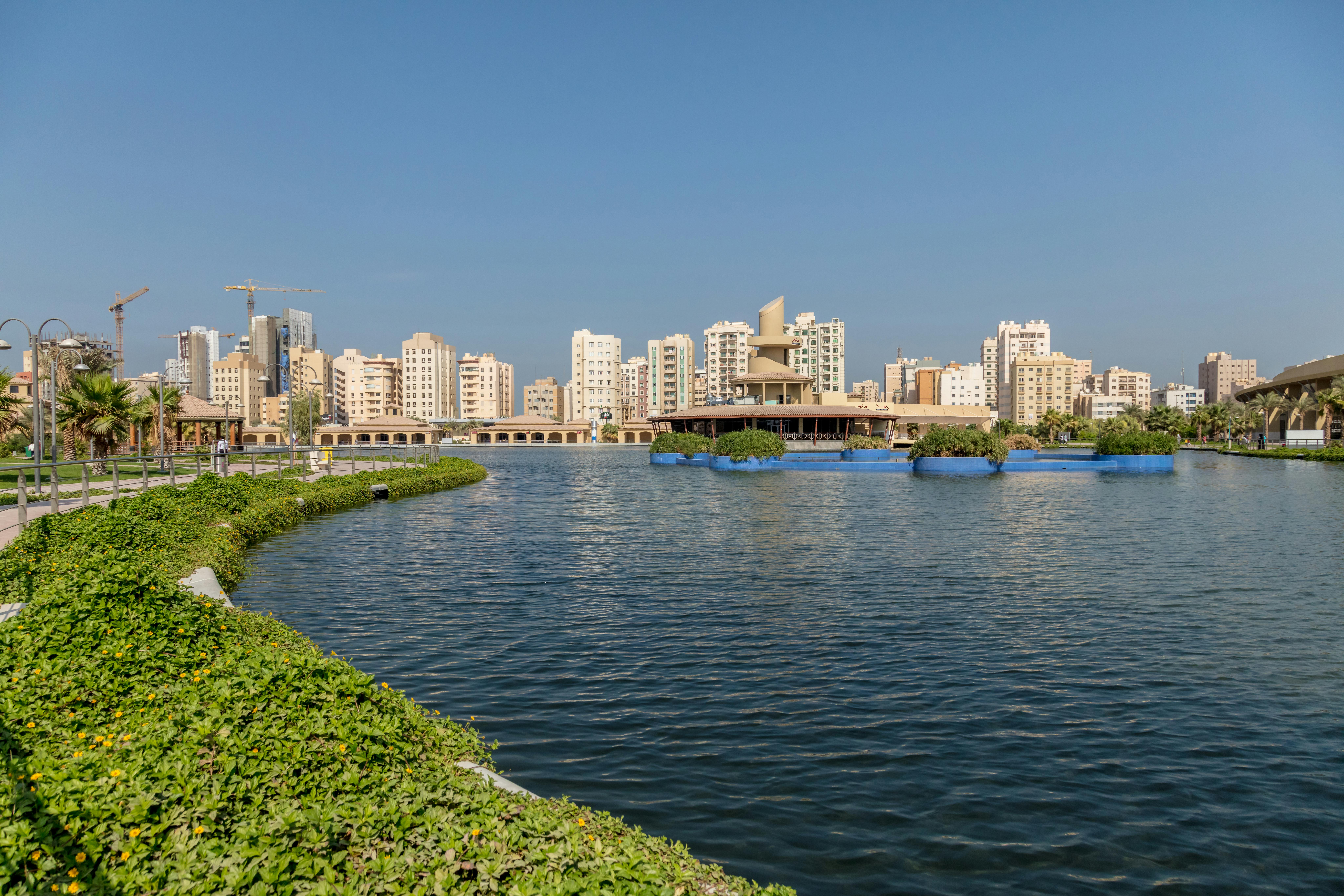 Lake in City · Free Stock Photo