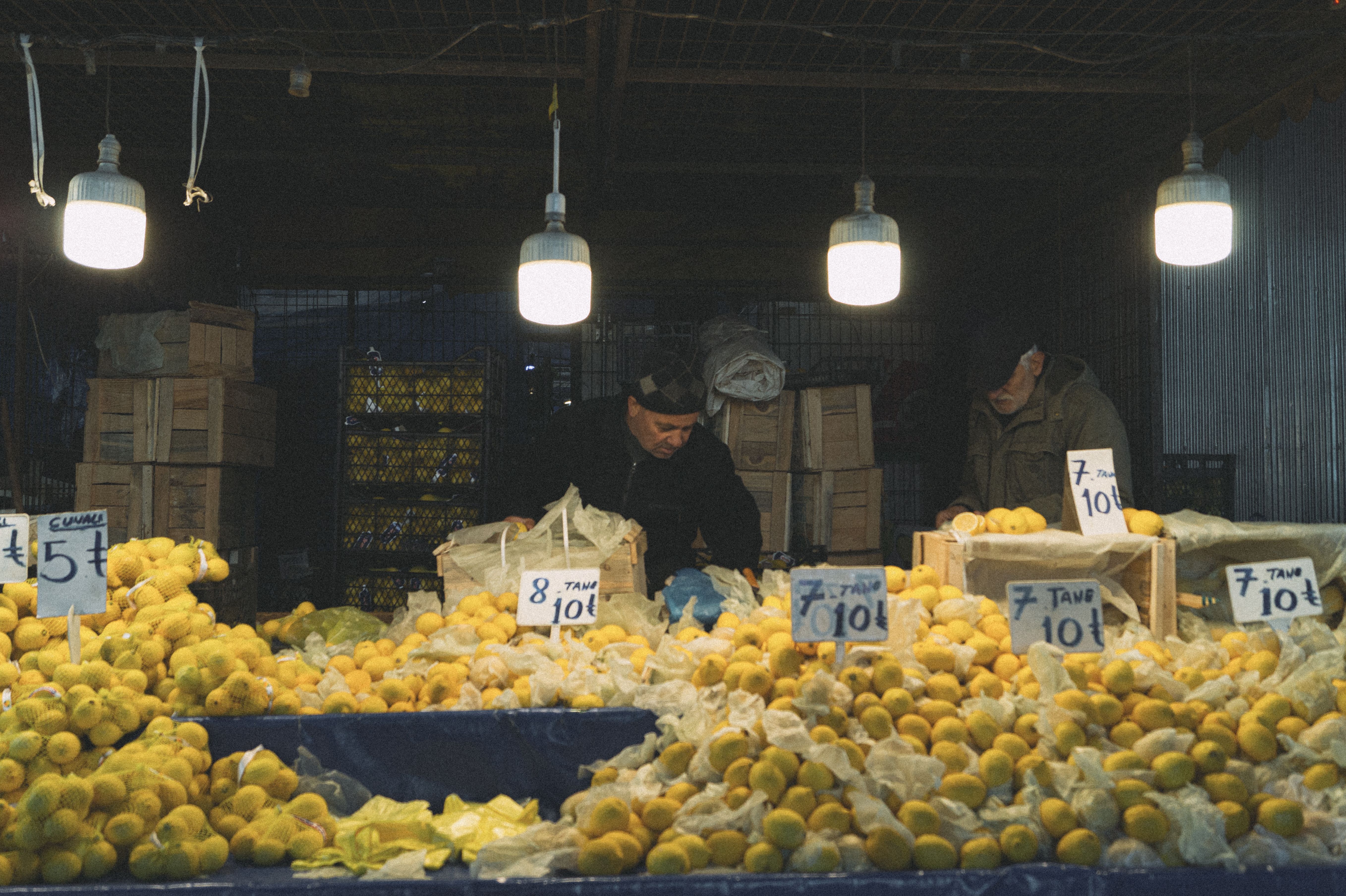Vendors at a Lemon Stand · Free Stock Photo