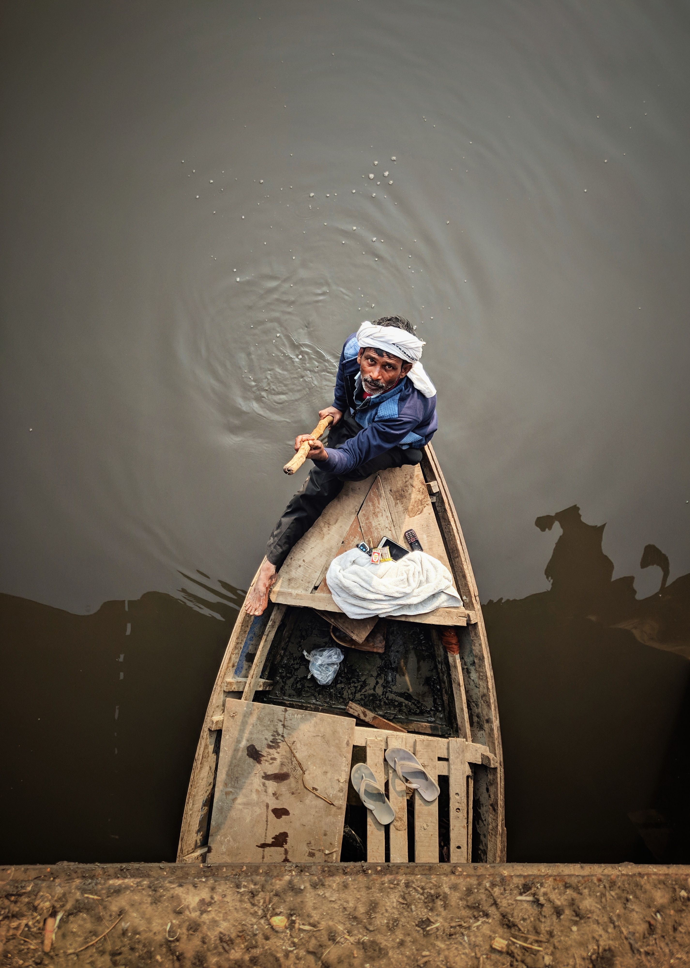 Homme Tenant La Tige En Se Tenant Debout Dans Le Bateau · Photo gratuite