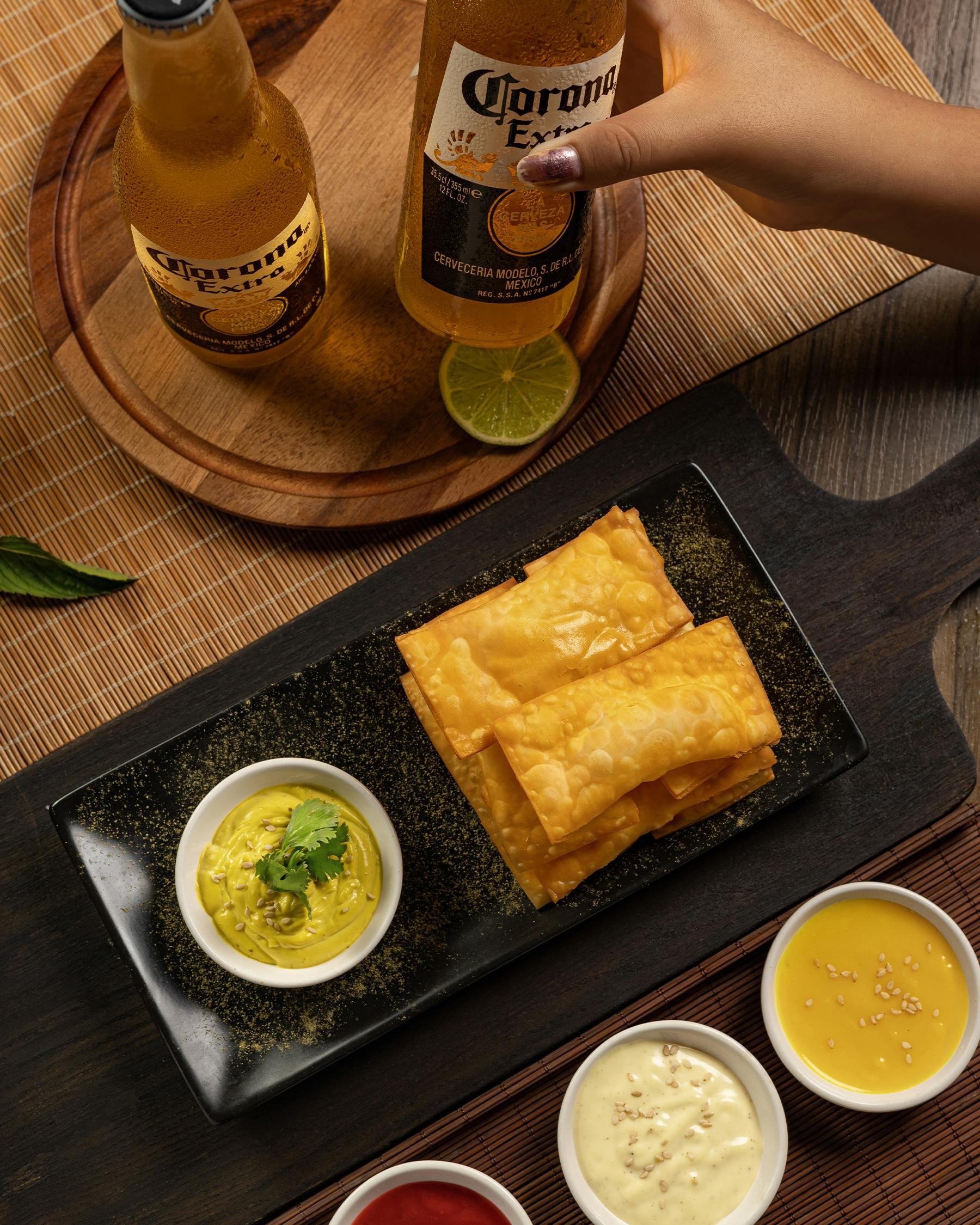 Photo gratuite de bière, boissons, bouteilles de bière, collation ...