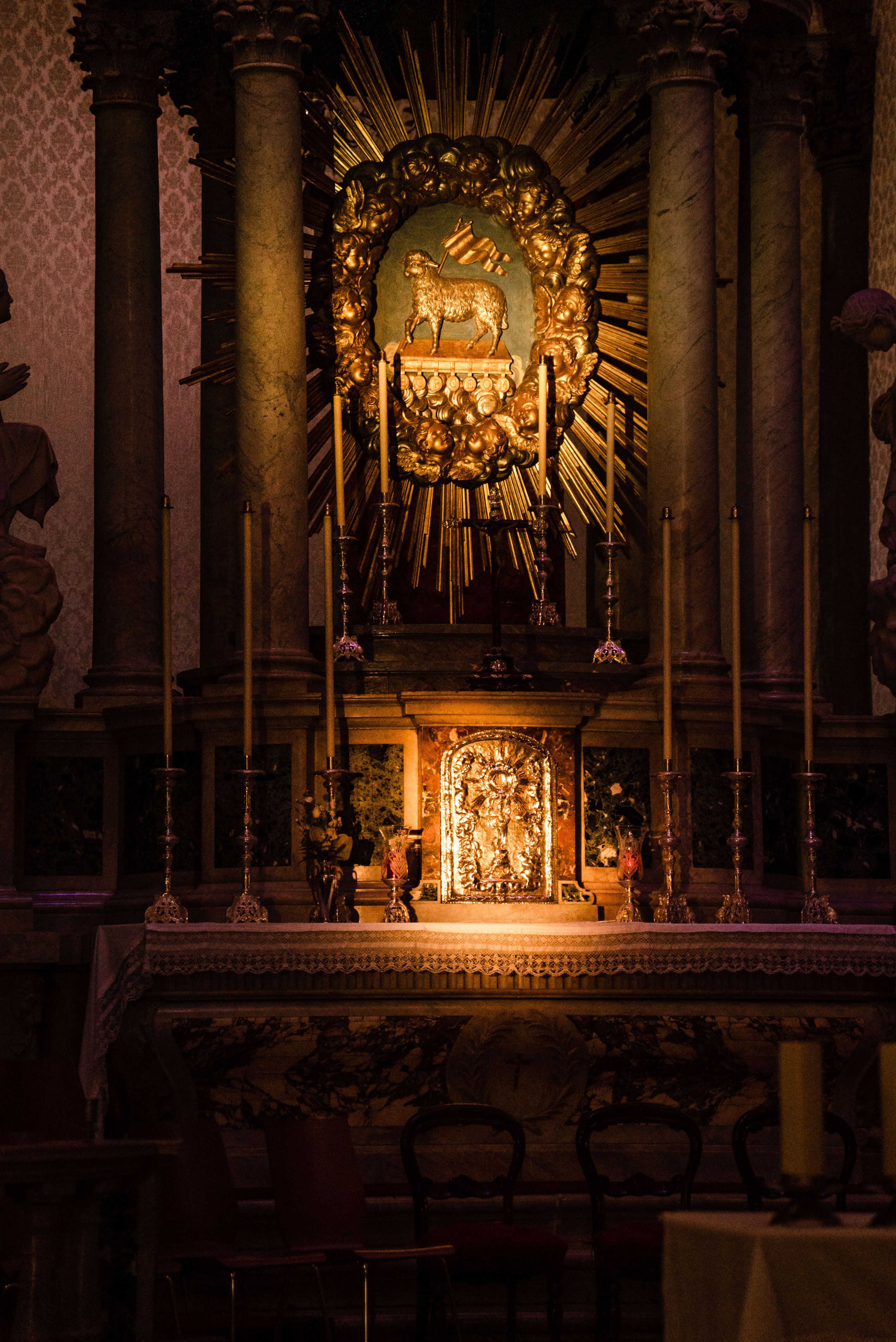 Light over Ornamented Altar · Free Stock Photo