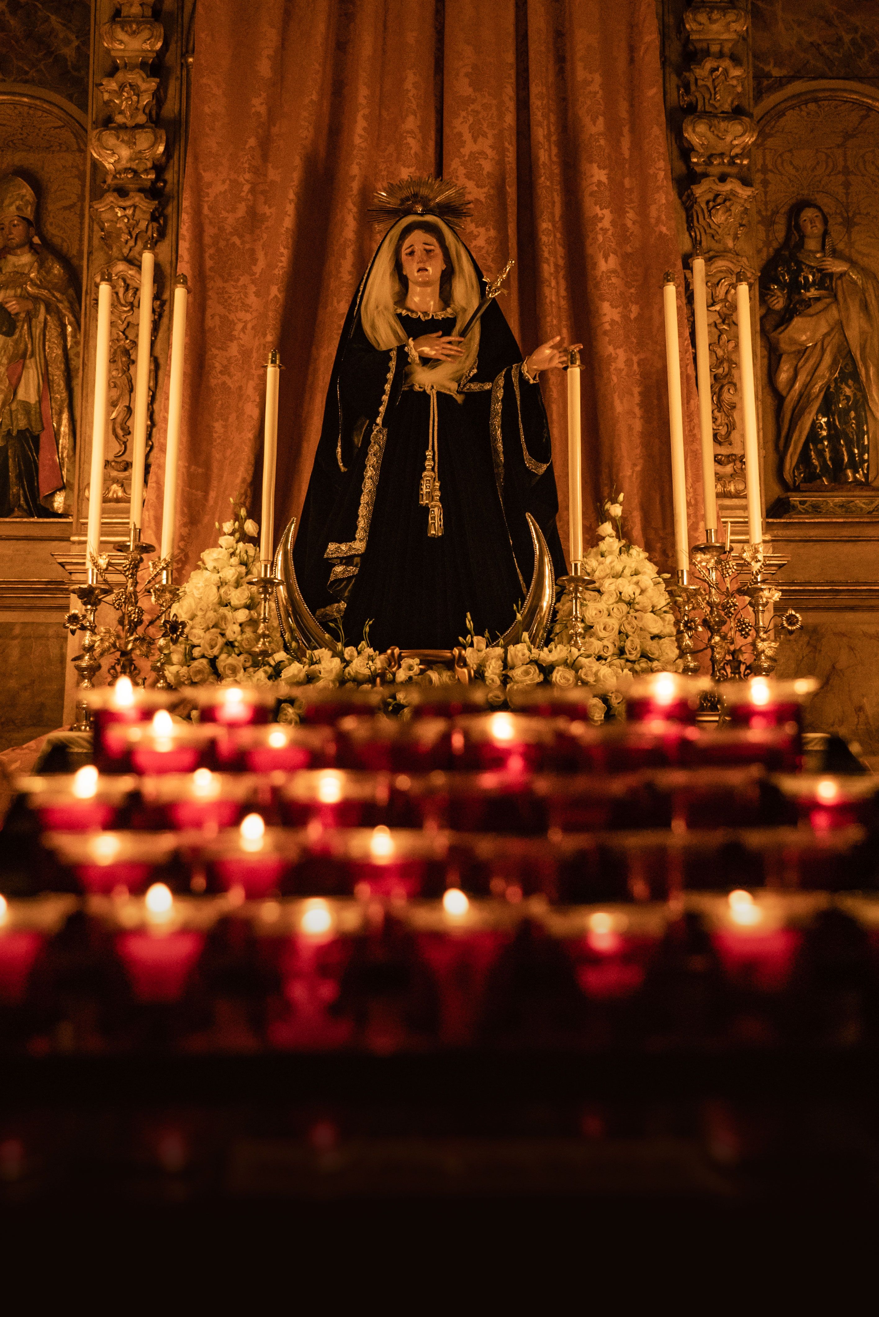 Velas De Cera Y Figura De Santa María Detrás · Foto de stock gratuita
