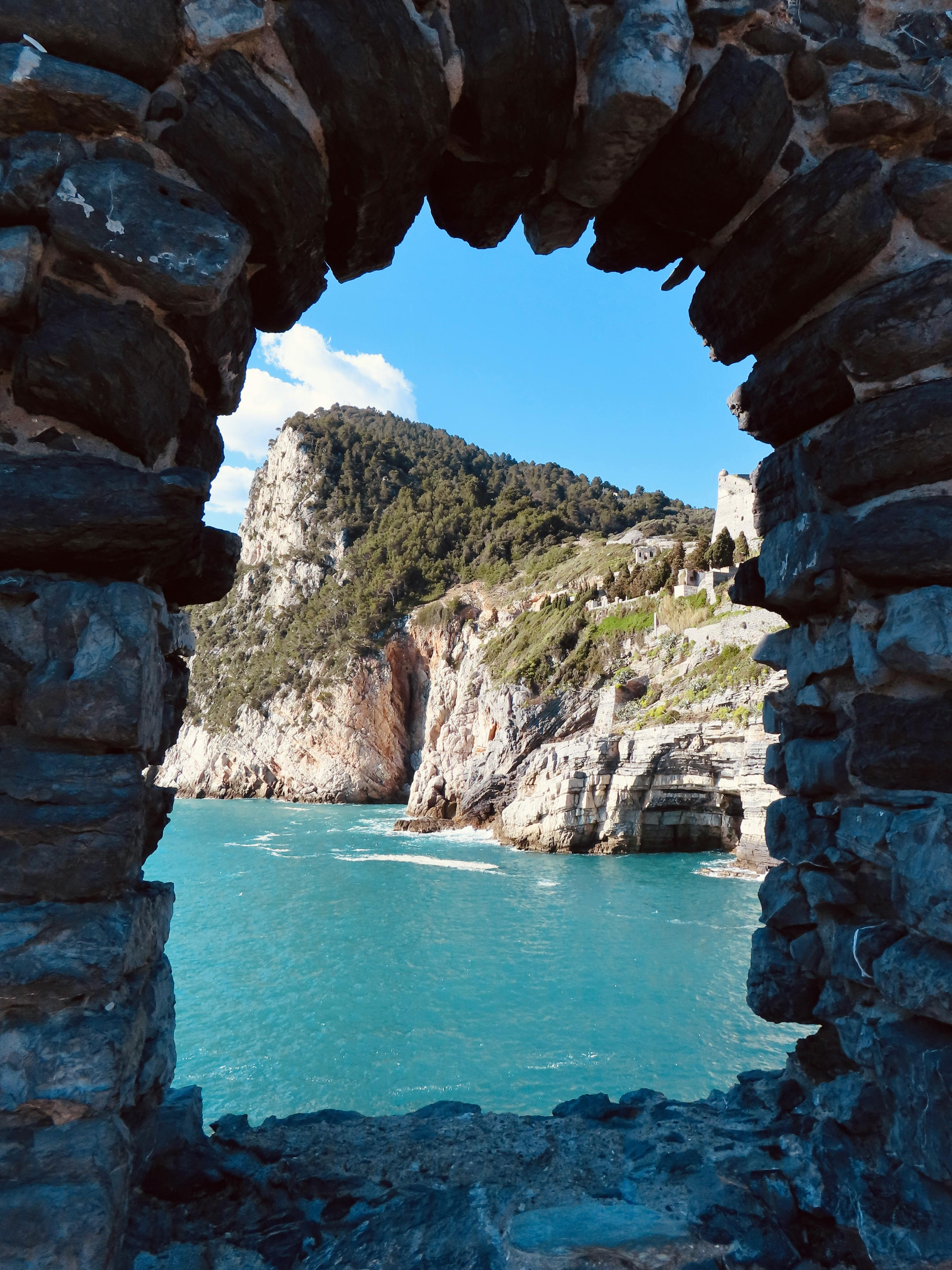A view of the ocean through an archway · Free Stock Photo