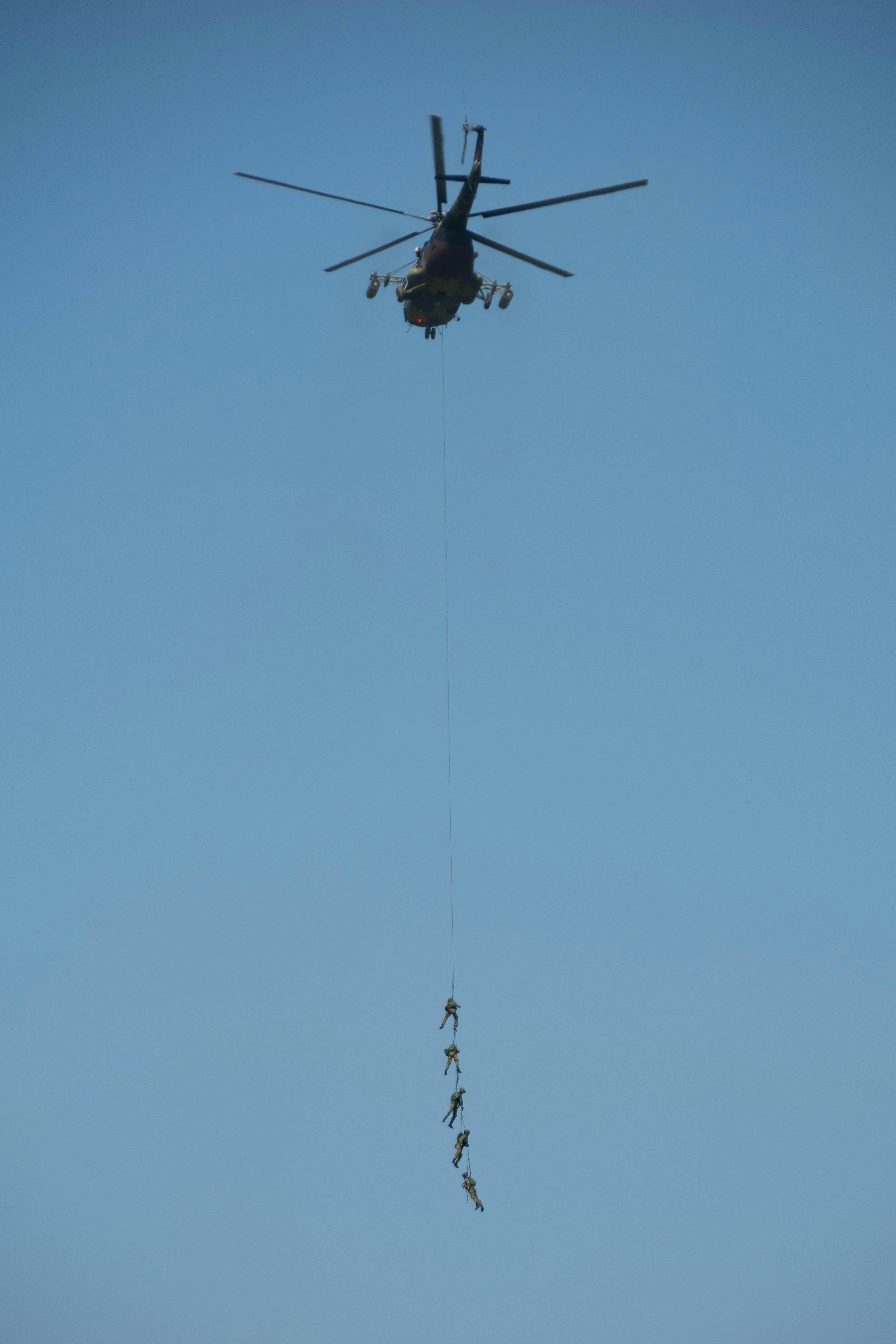 Helicopter Flying and Soldiers on Rope below · Free Stock Photo