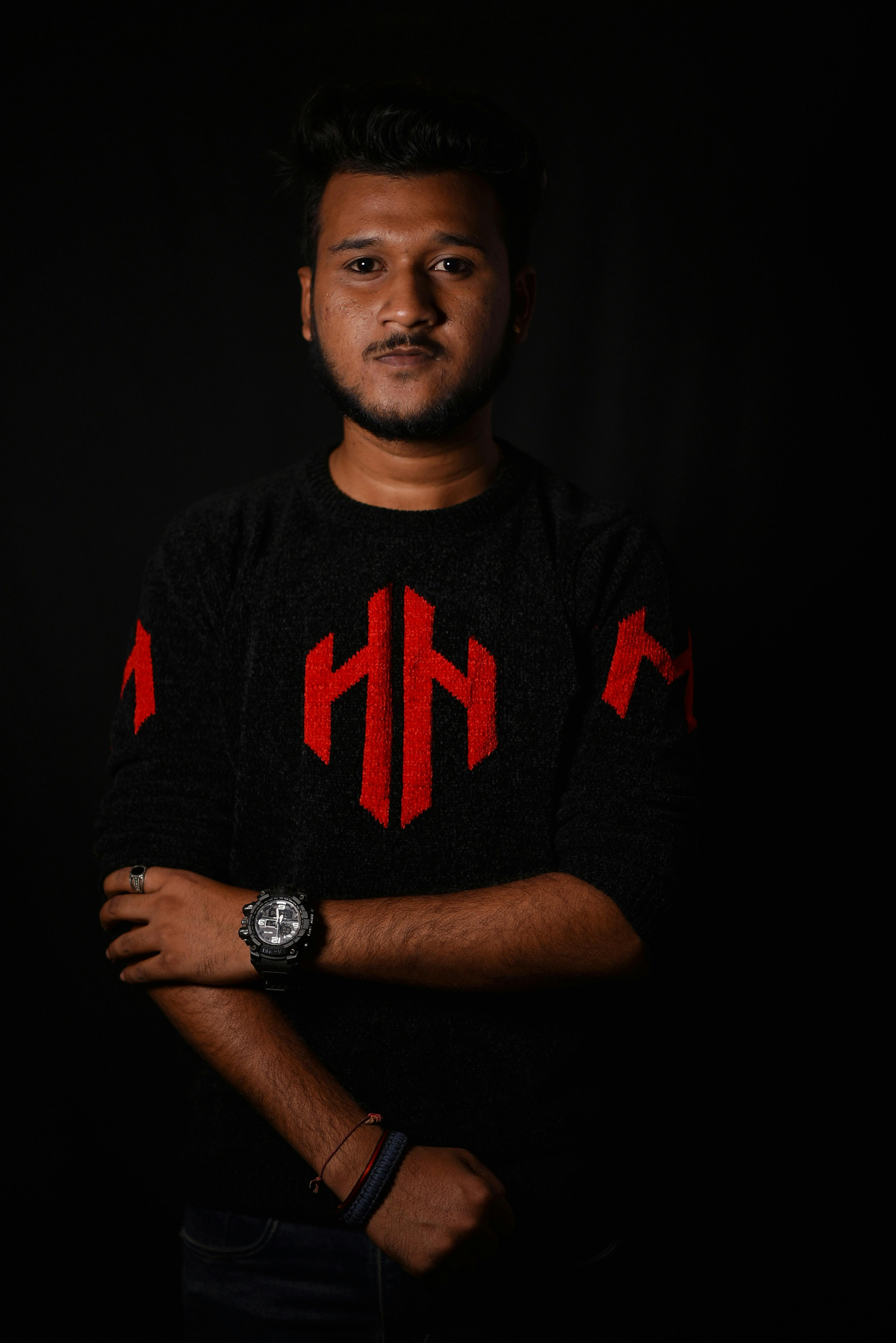 갈색 머리 검은색 미소 짓는 서 있는 수직 쐈어 스웨터 스튜디오 촬영 여성 젊은 패션 사진 포즈를 취하는