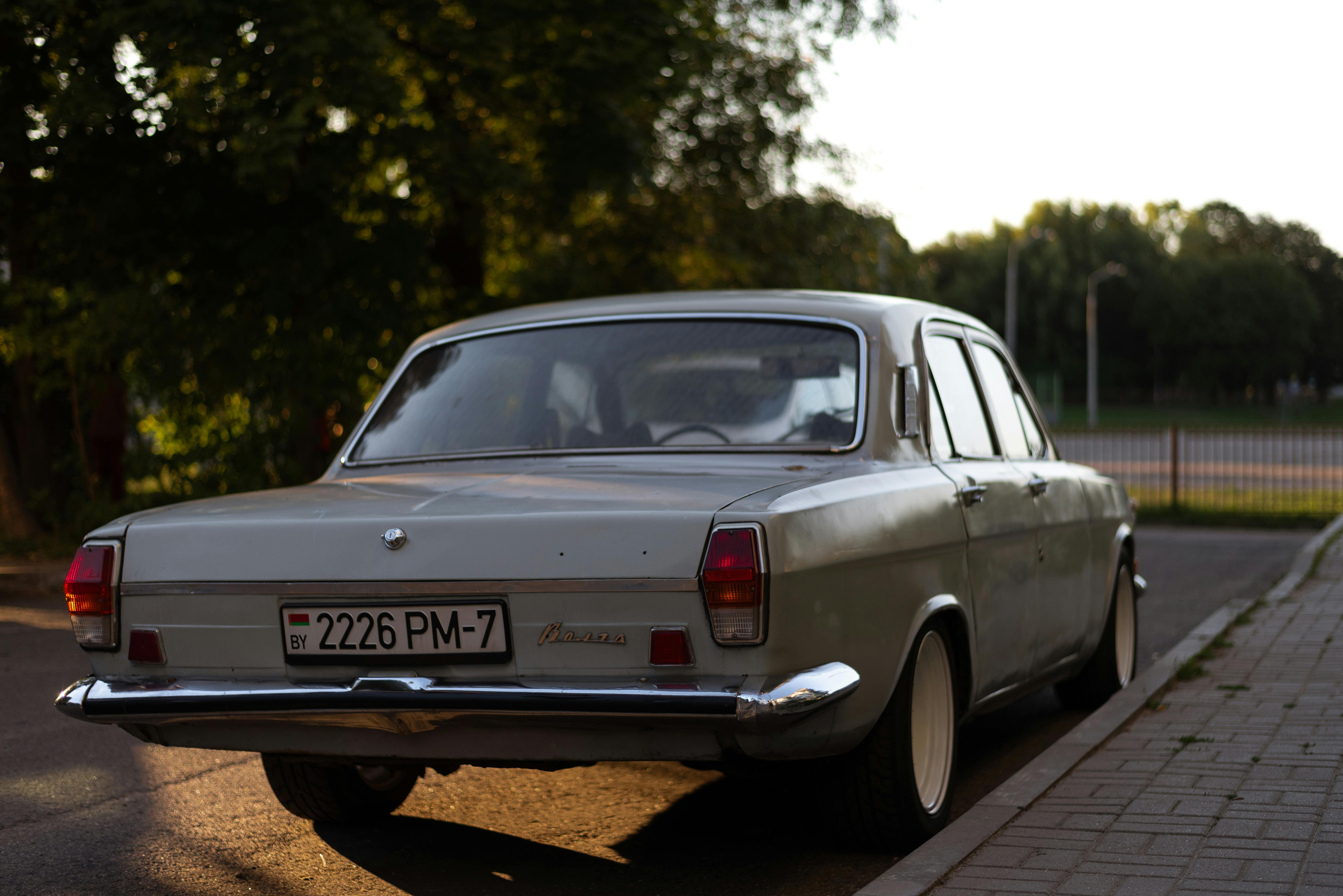 White GAZ-24 on Street · Free Stock Photo