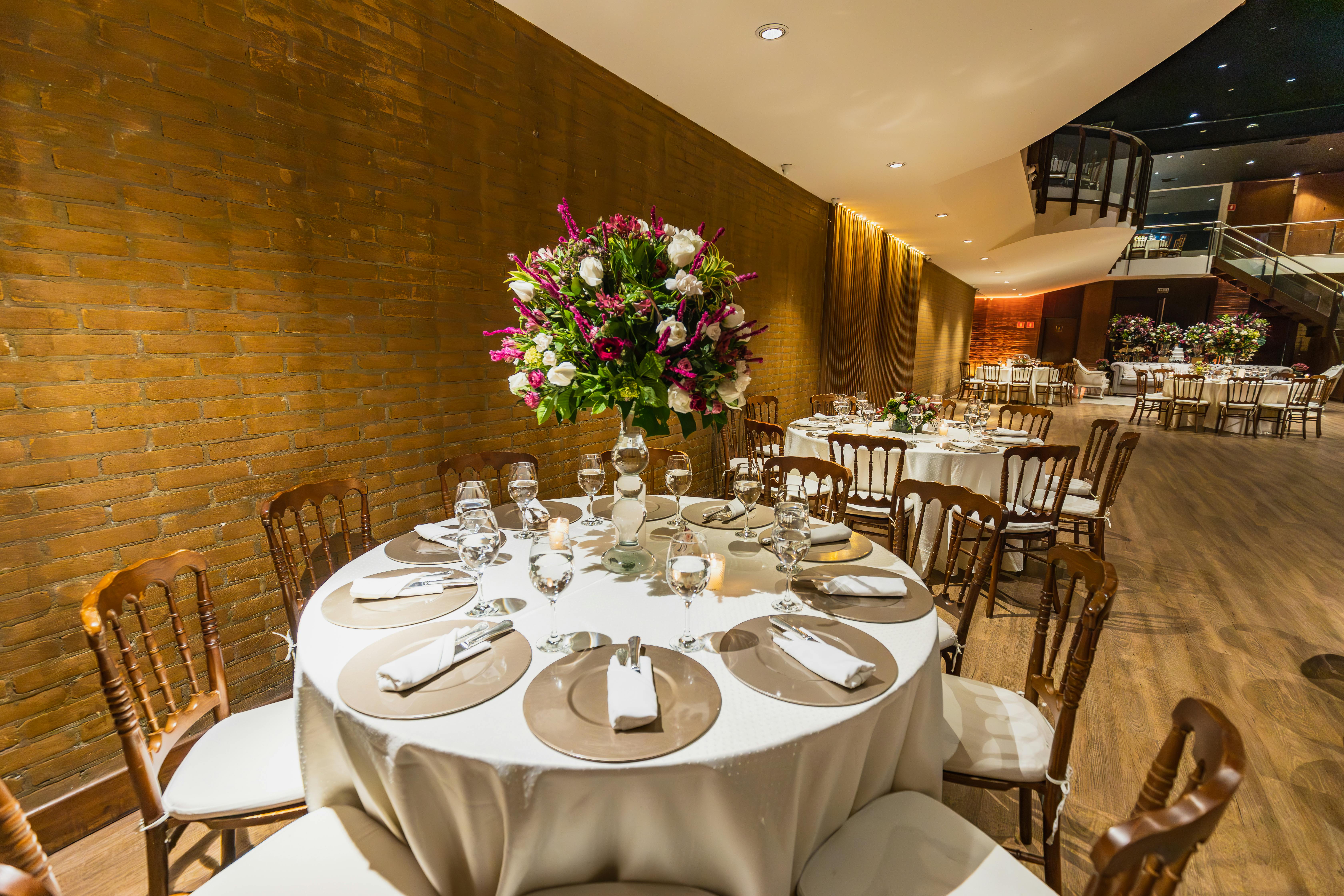 Elegant Tables Setting in Luxury Restaurant · Free Stock Photo