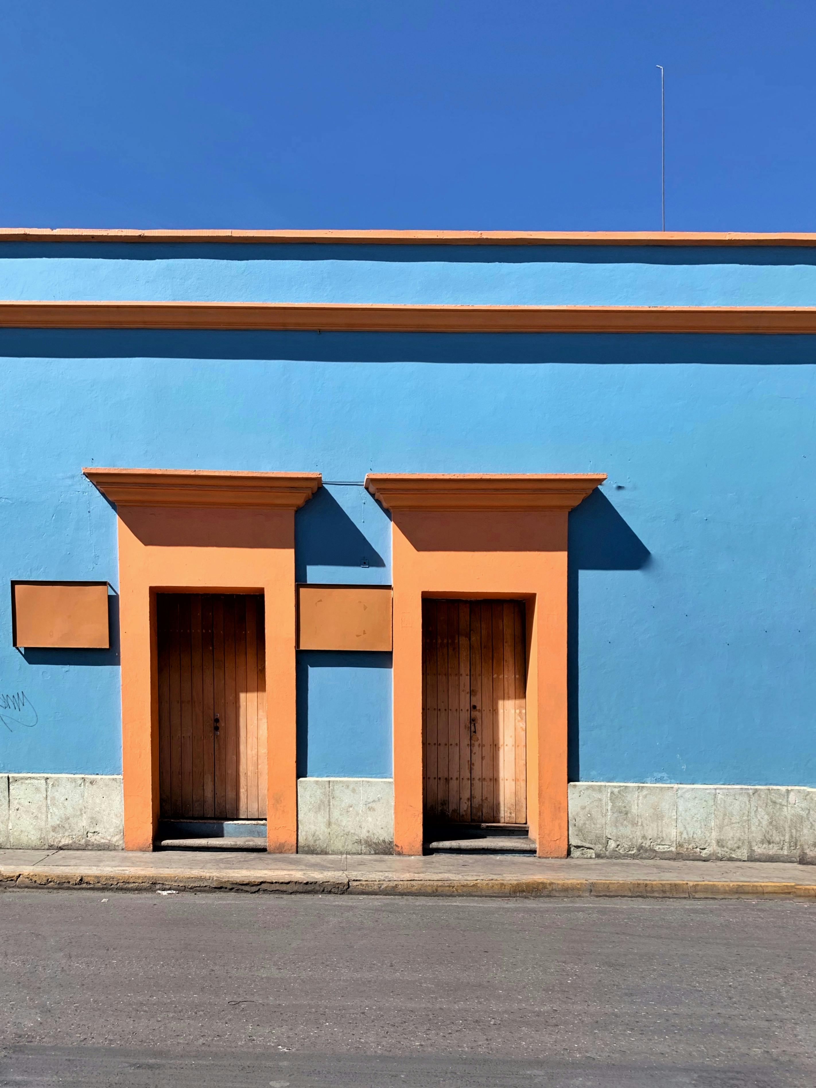 Building Wall with Signs and Head Sculpture · Free Stock Photo