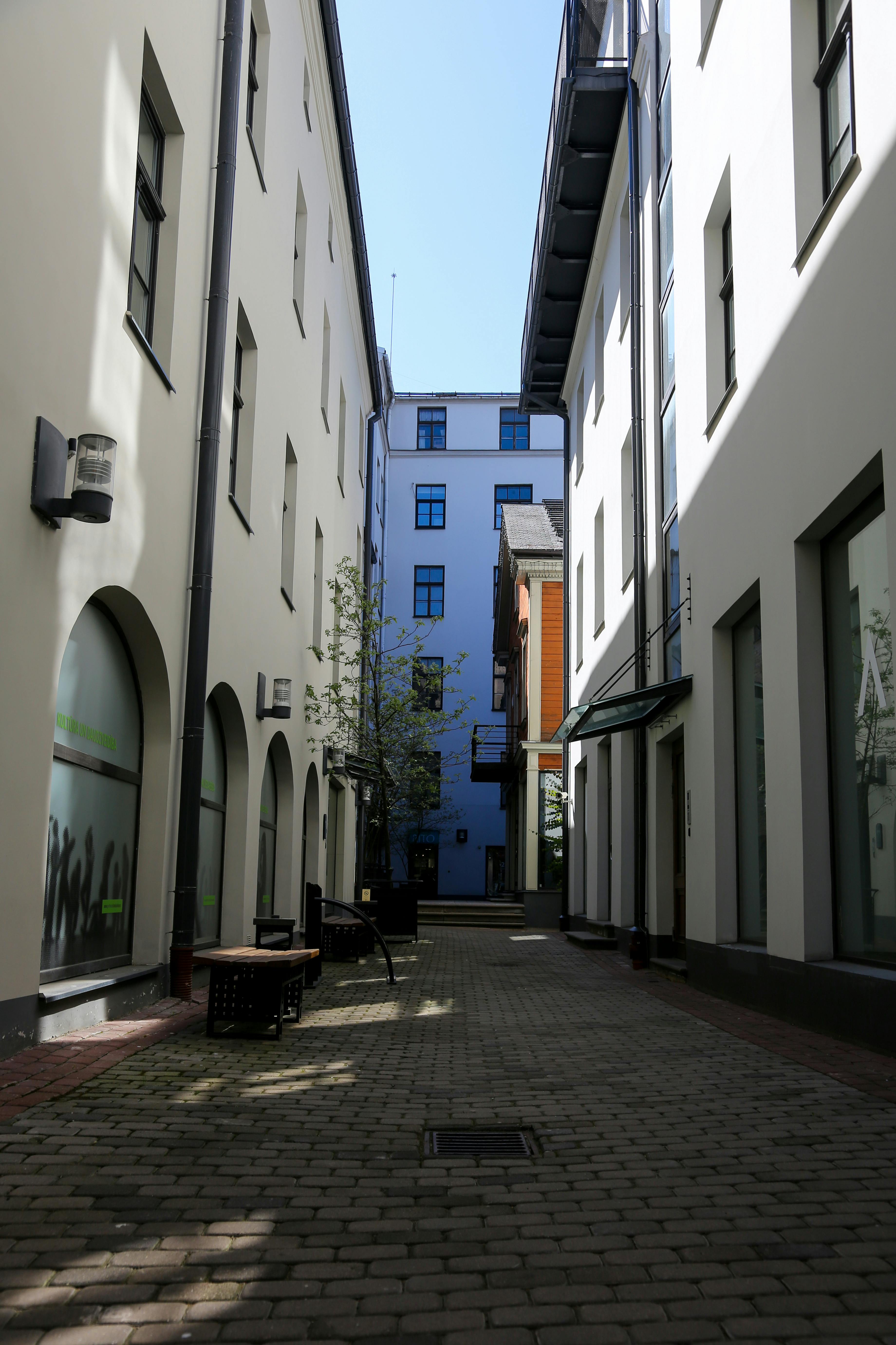 Alley between Buildings · Free Stock Photo