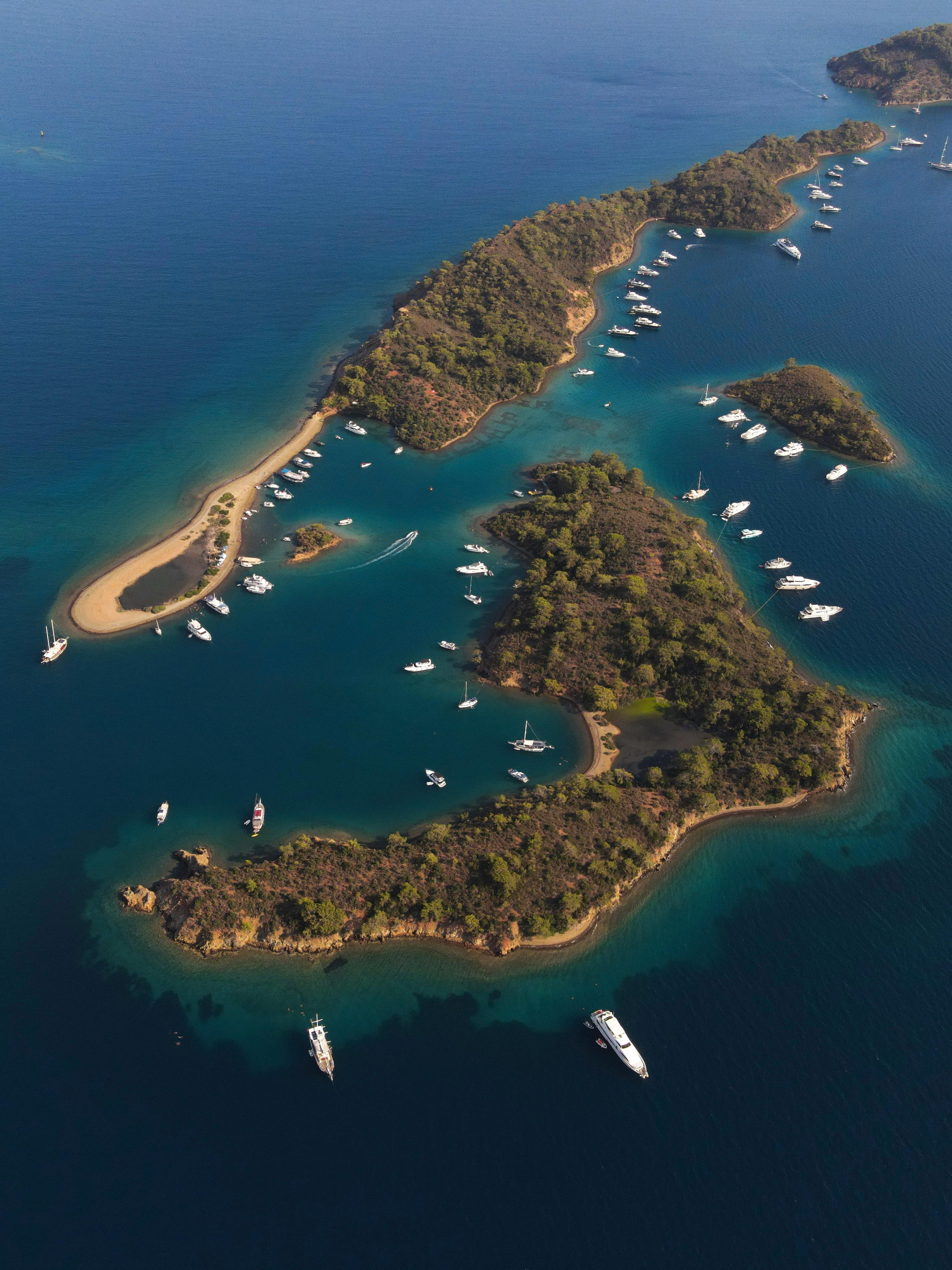 Boats Anchored by the Islands of the Palawan Archipelago · Free Stock Photo