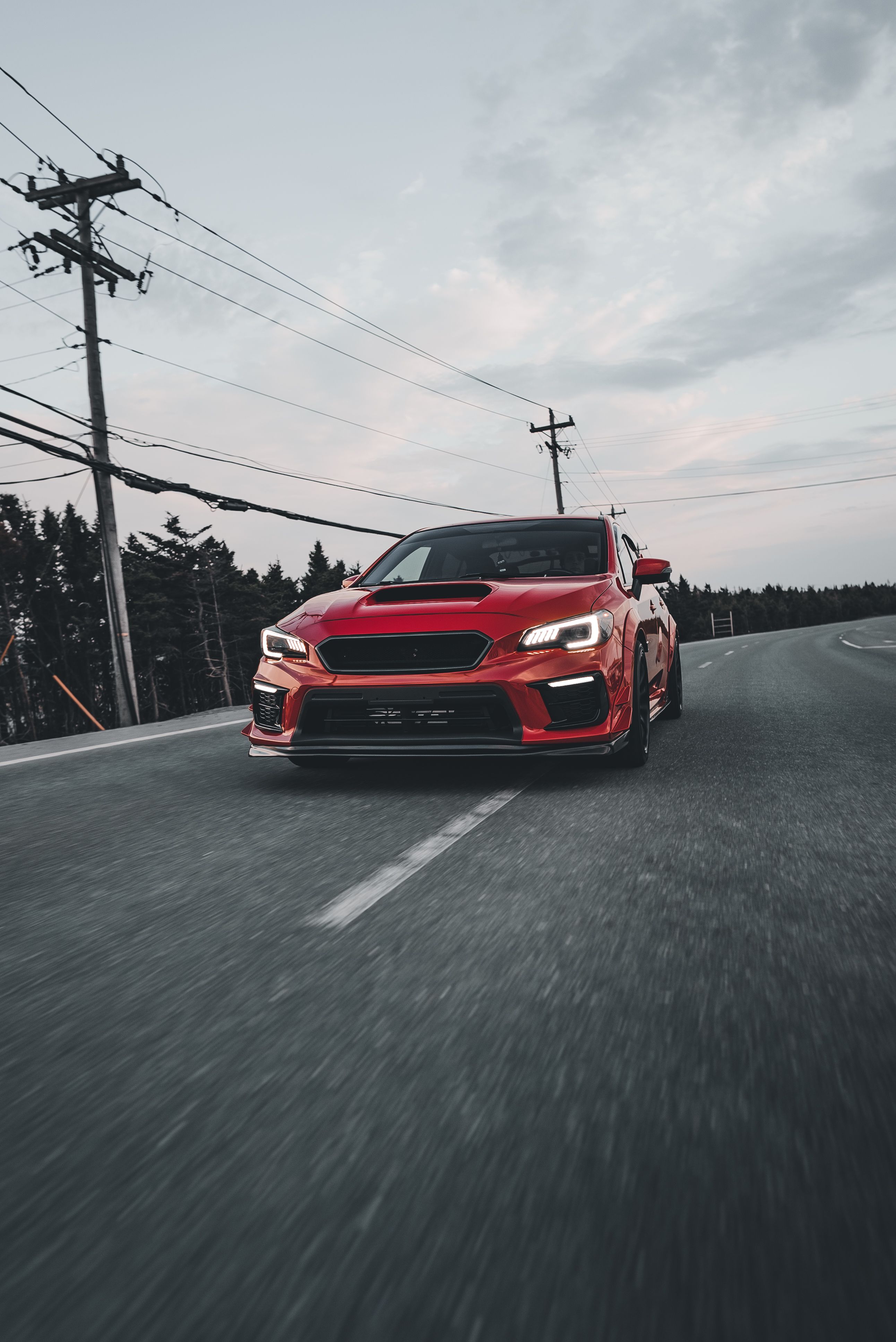 Subaru Wrx Rojo Circulando Por La Carretera · Foto de stock gratuita