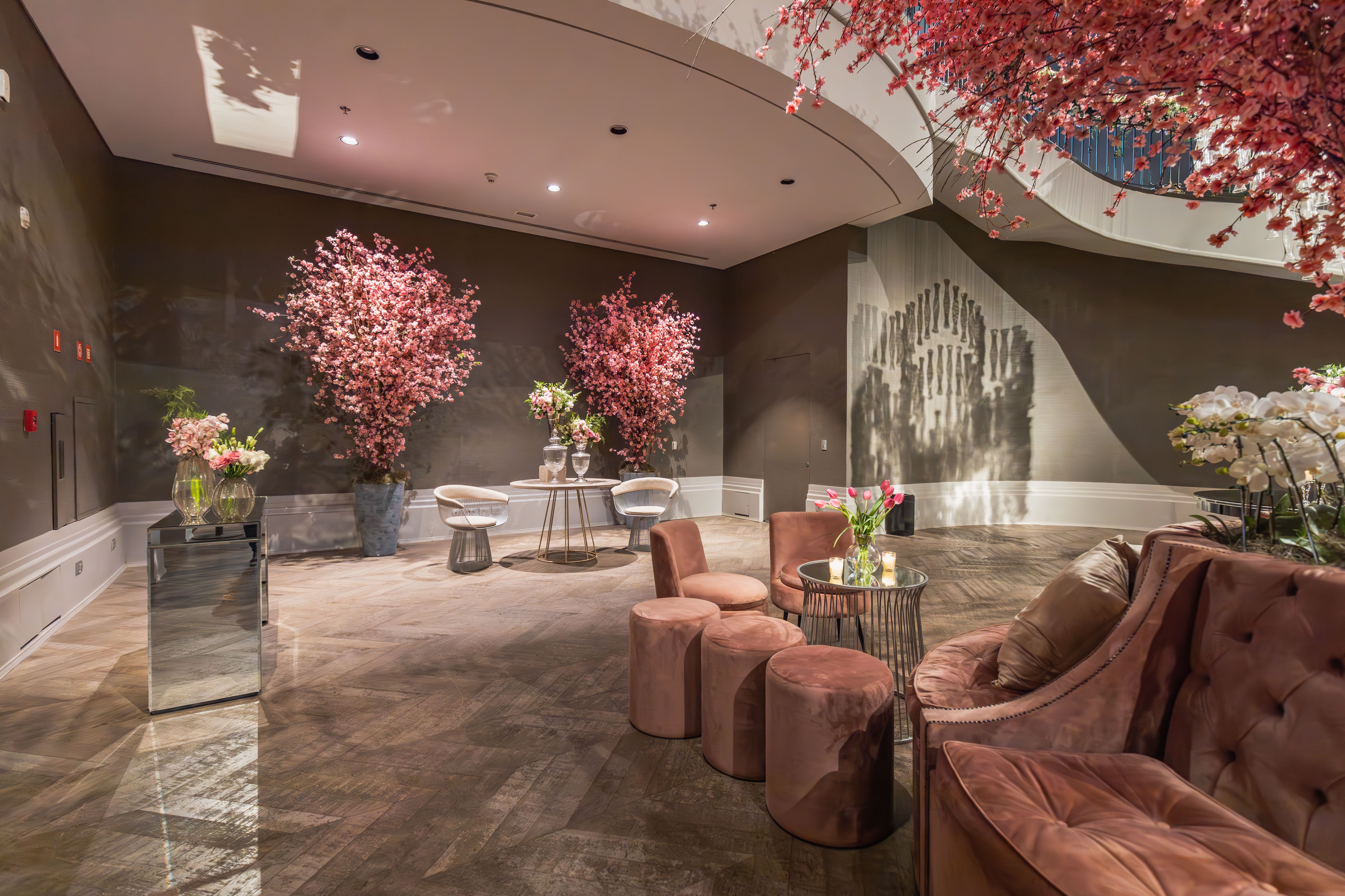 Luxury Interior Design with Flowers in Restaurant · Free Stock Photo