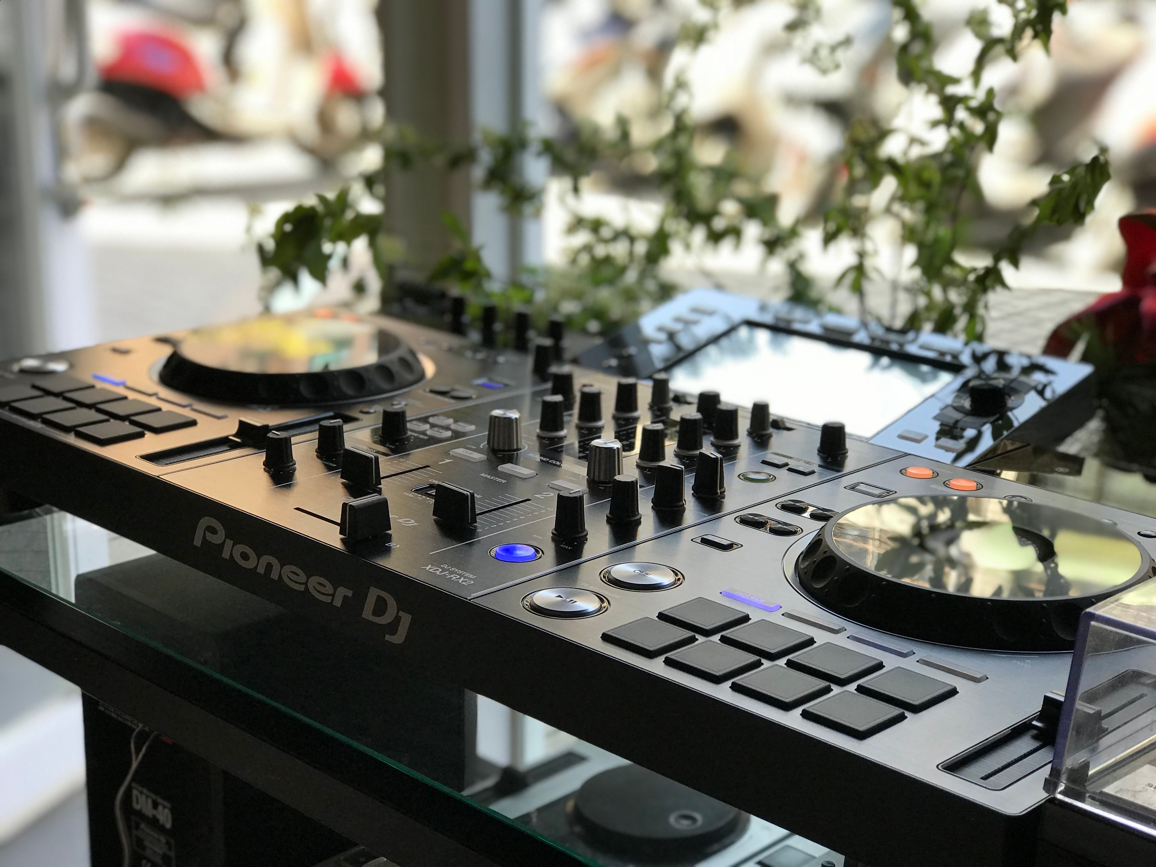 Person Using Black Turntable · Free Stock Photo